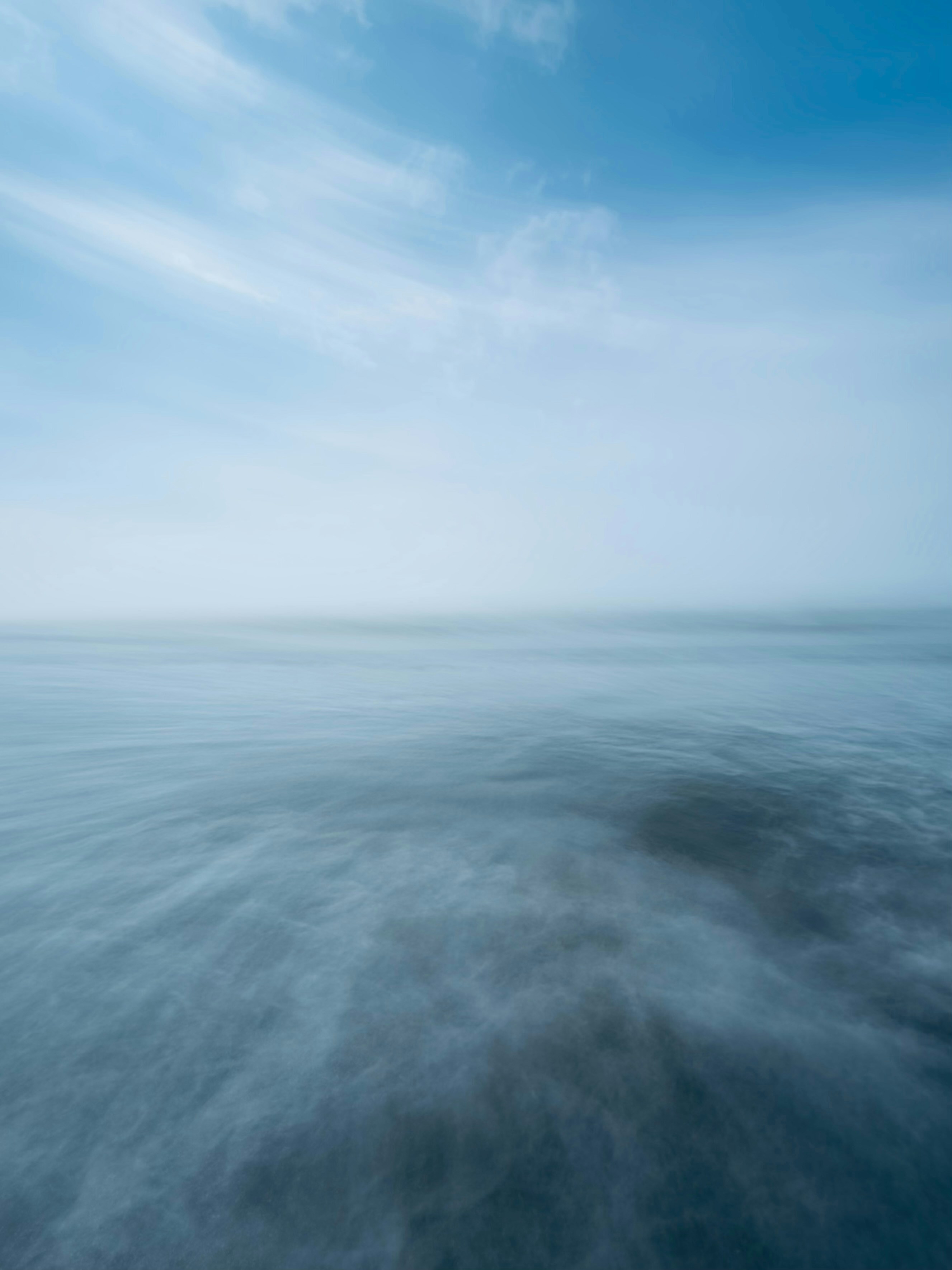 Horizon Bleue: Misty Sea Under Expanding Skies
