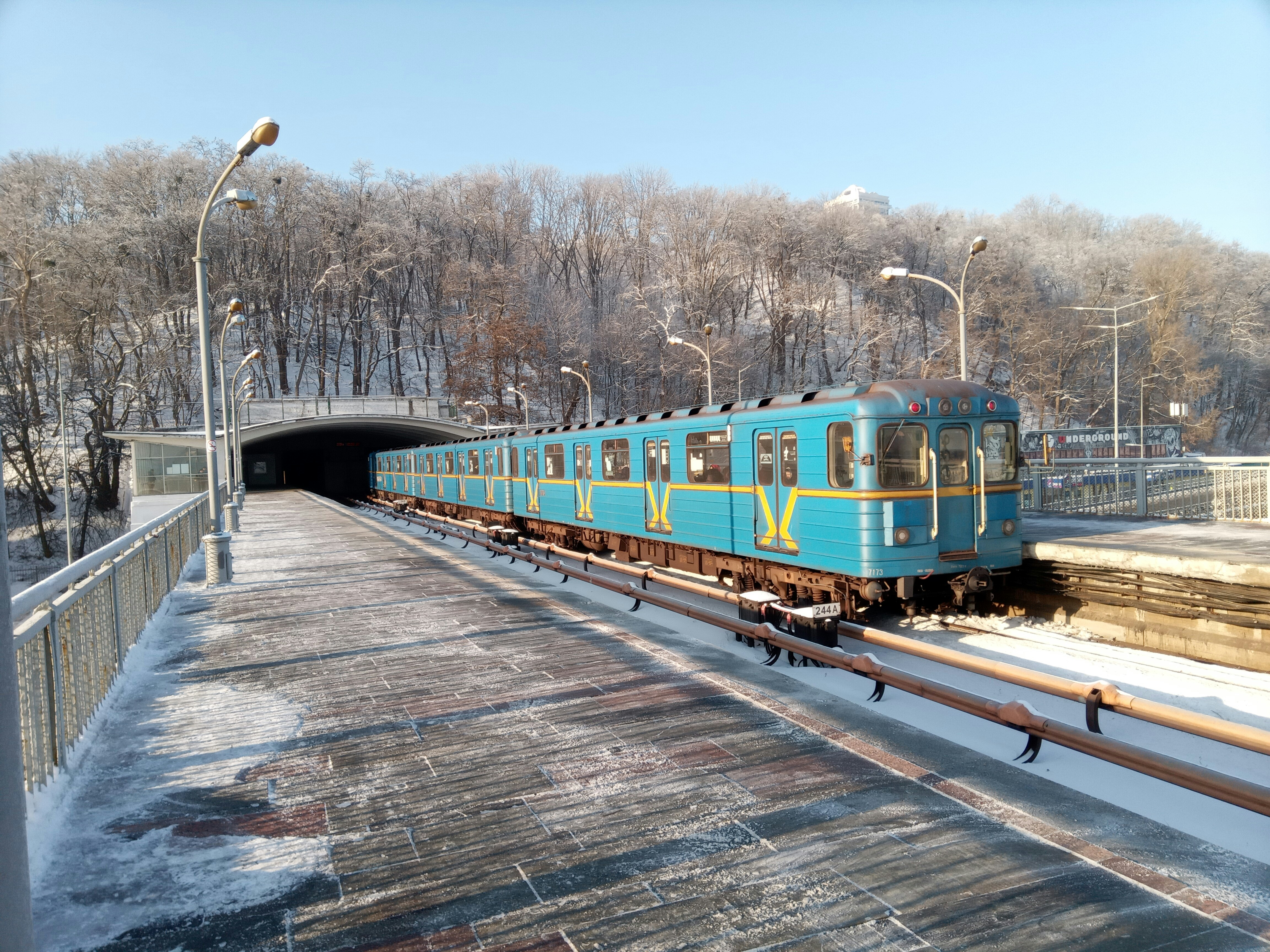 The Dnipro station of the Kyiv metro (1960). The left bank of the Dnieper and the metro bridge lie behind. The end of the above-ground section of the Red Line – the train enters a tunnel, right beneath the right-bank Dnieper cliff. Frosty January 22026. - Станция "Днепр" киевского метрополитена (1960). Позади остался левый берег Днепра и мост метро. Конец наземного участка красной линии метро - поезд заезжает в тоннель, прямо под правобережную днепровскую кручу. Морозный январь 2026.