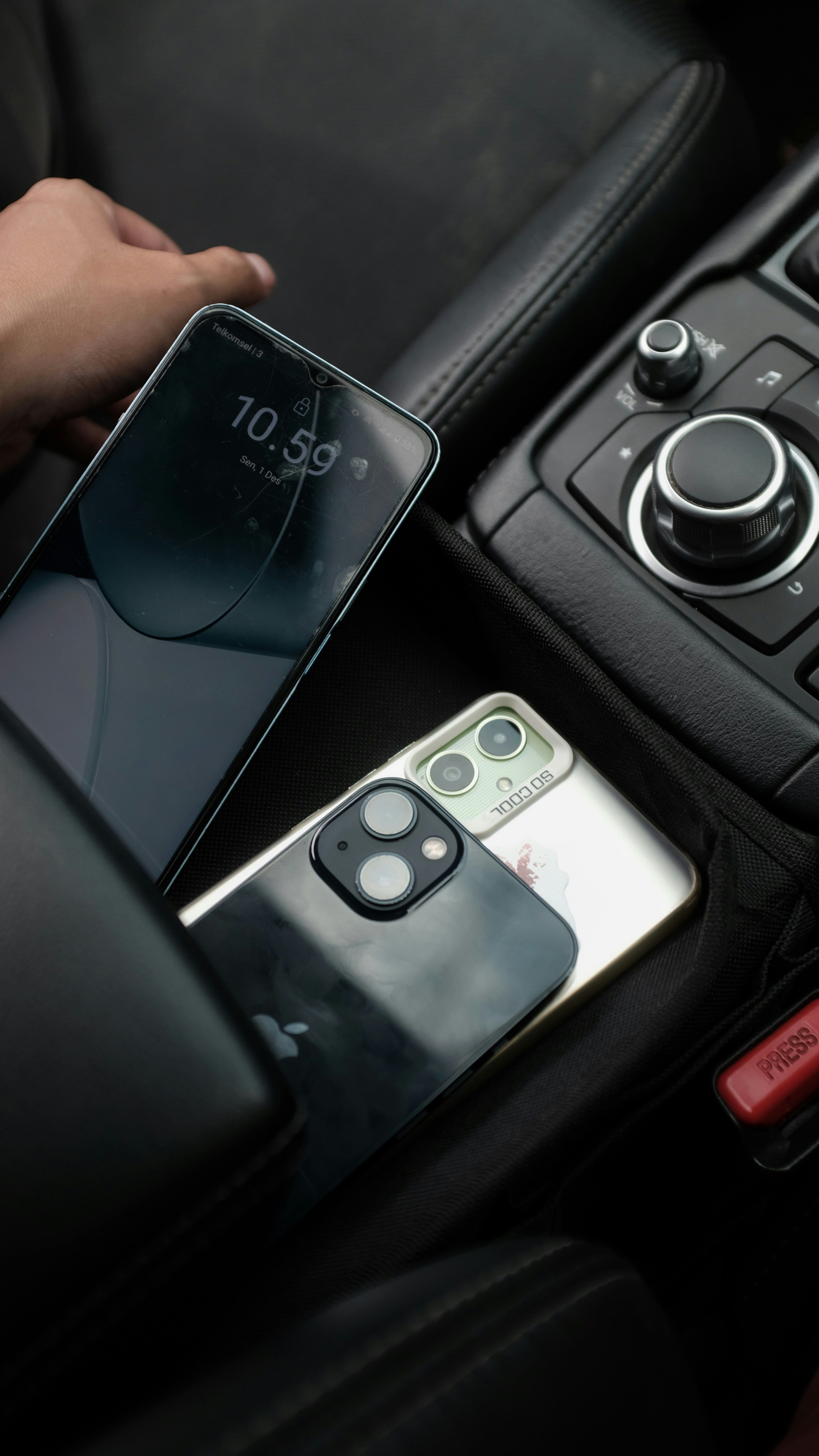 Tech Clash in the Car: Pocket Devices Nestled in the Center Console