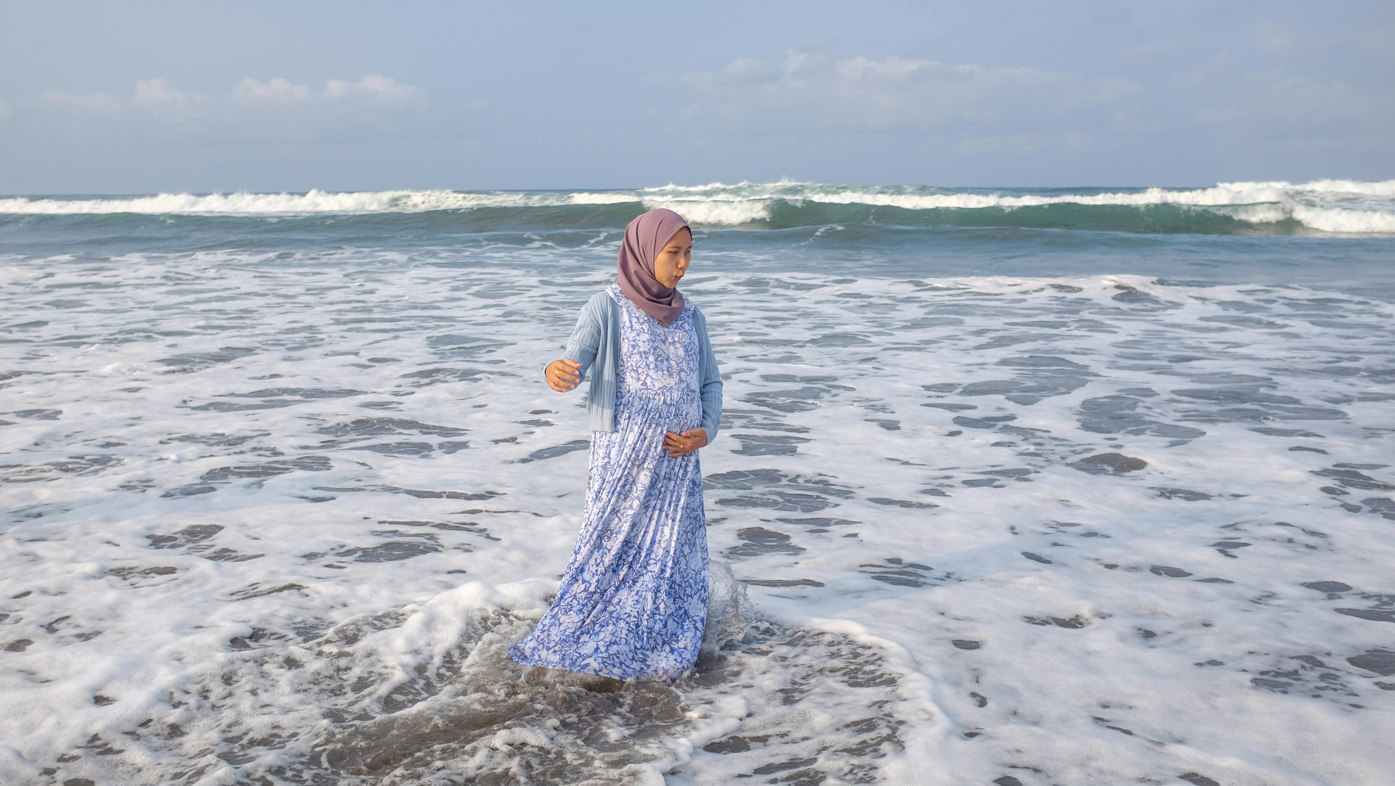 Shoreline in Bloom: A Modest Portrait by the Tide