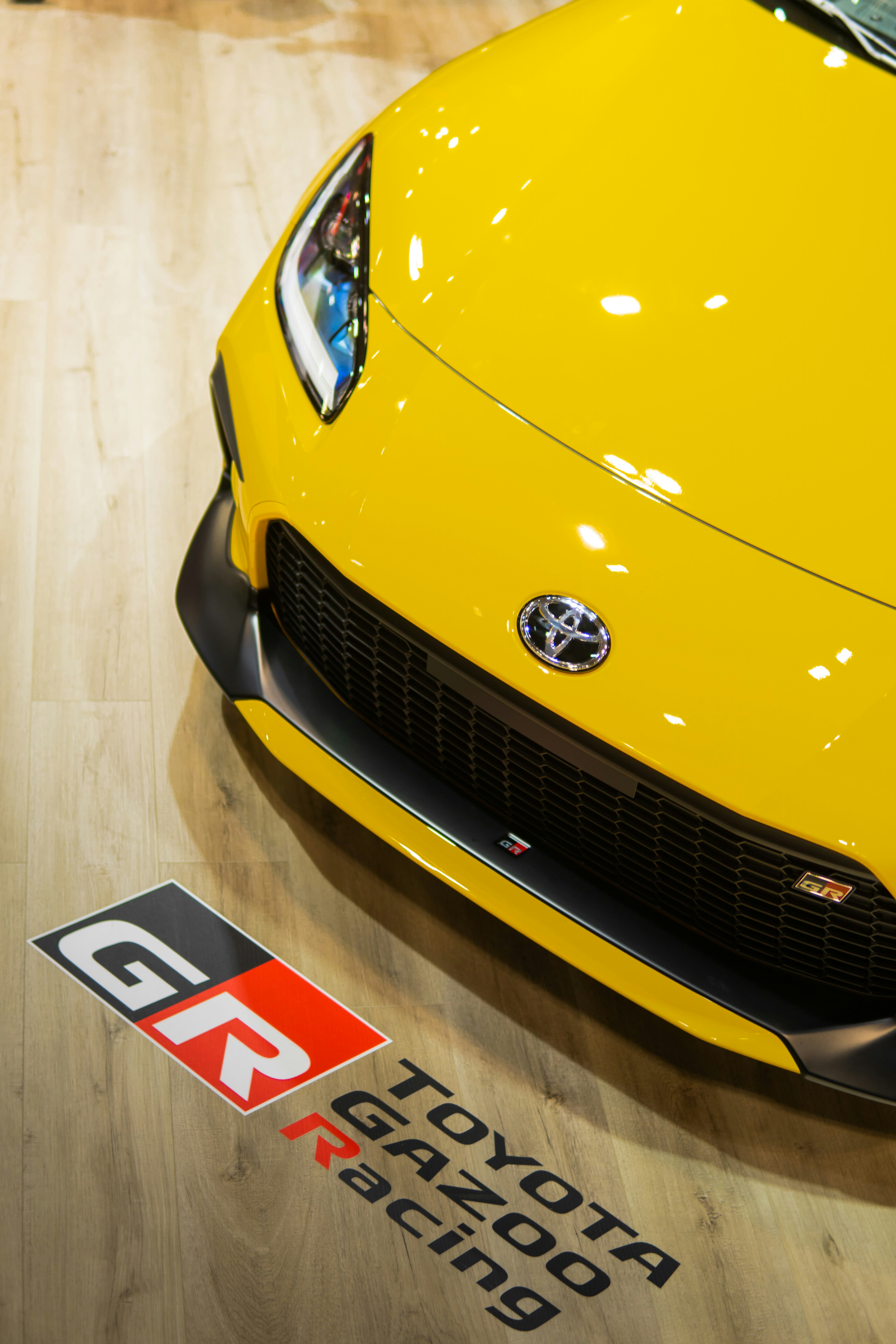 Yellow Corvette-like Fronture: A Bold Street-Showcase