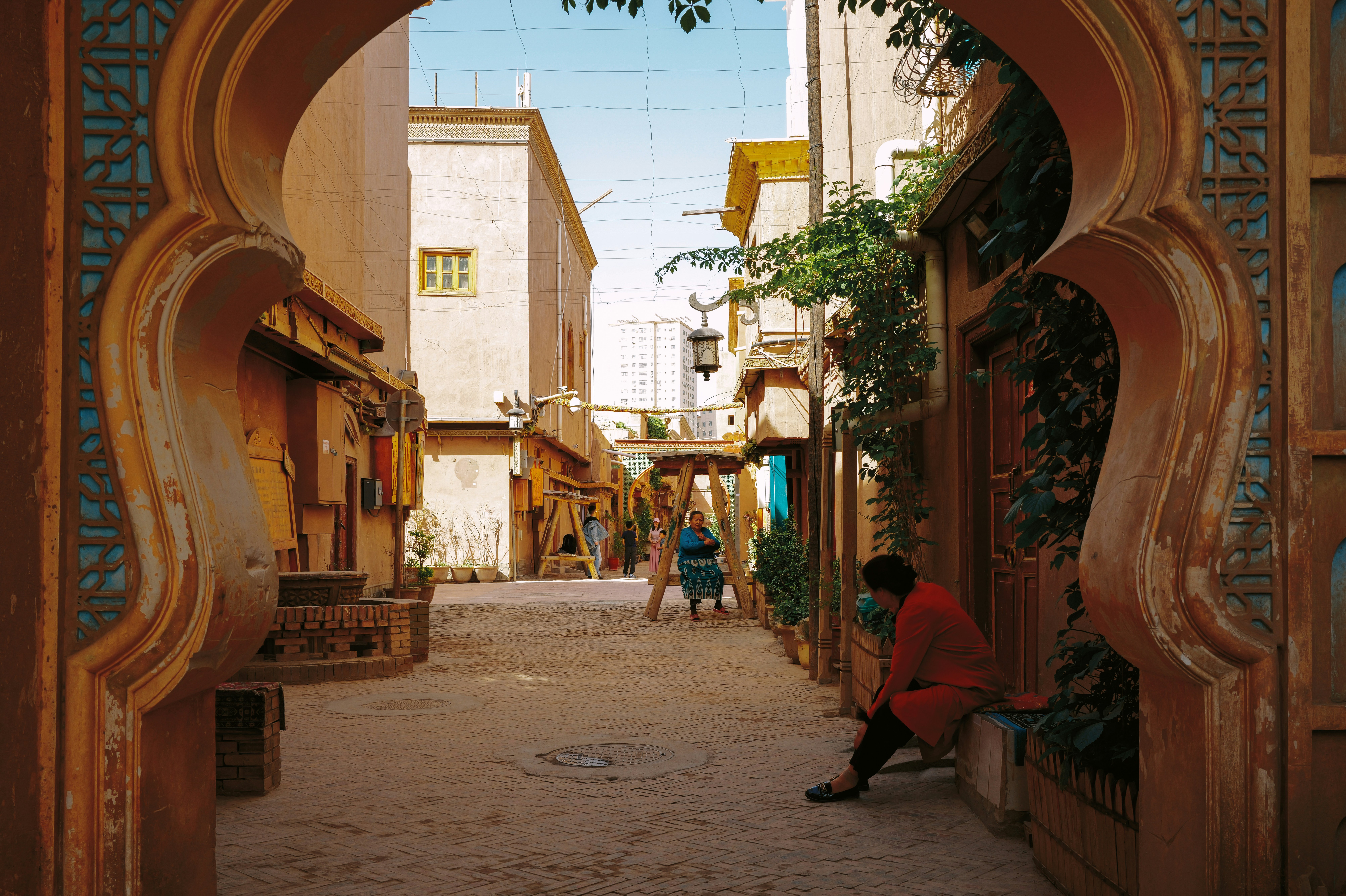 Archway Portrait: A Quiet Alley Framed by Warm Curves
