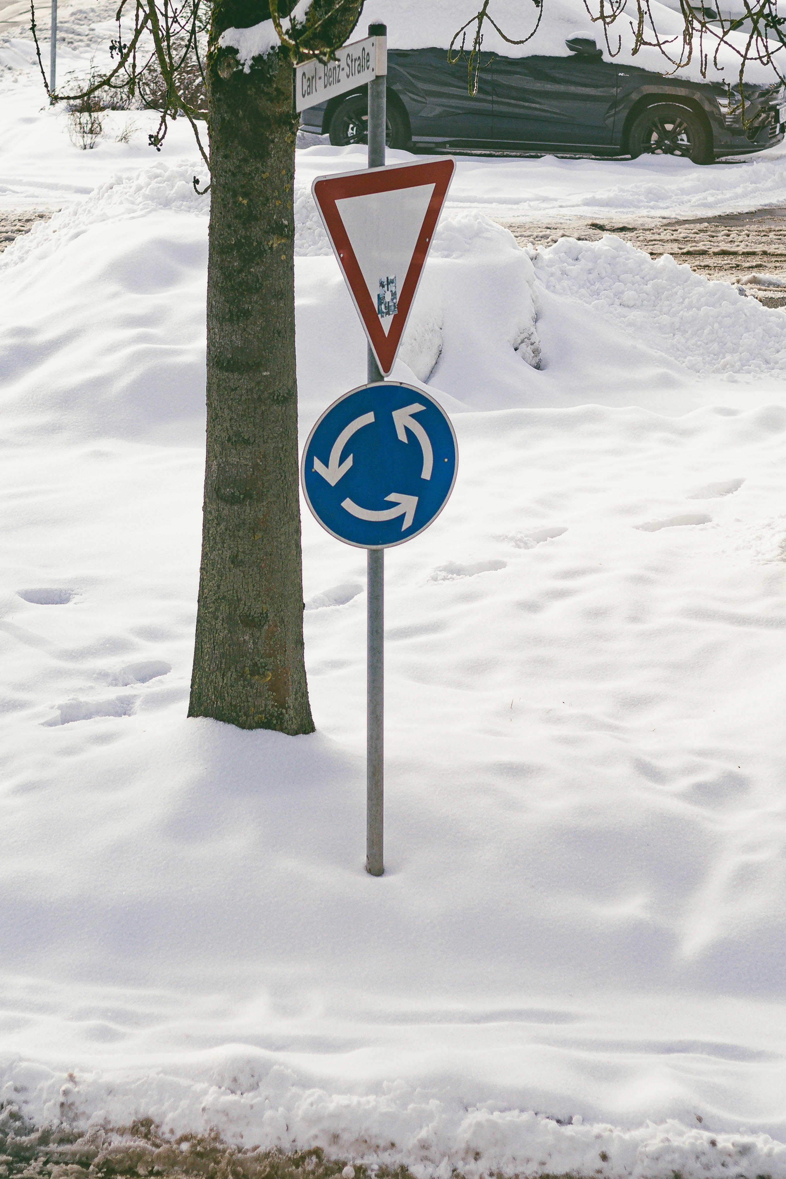 Roundabout and give way signs in snow photo – Free Car Image on Unsplash