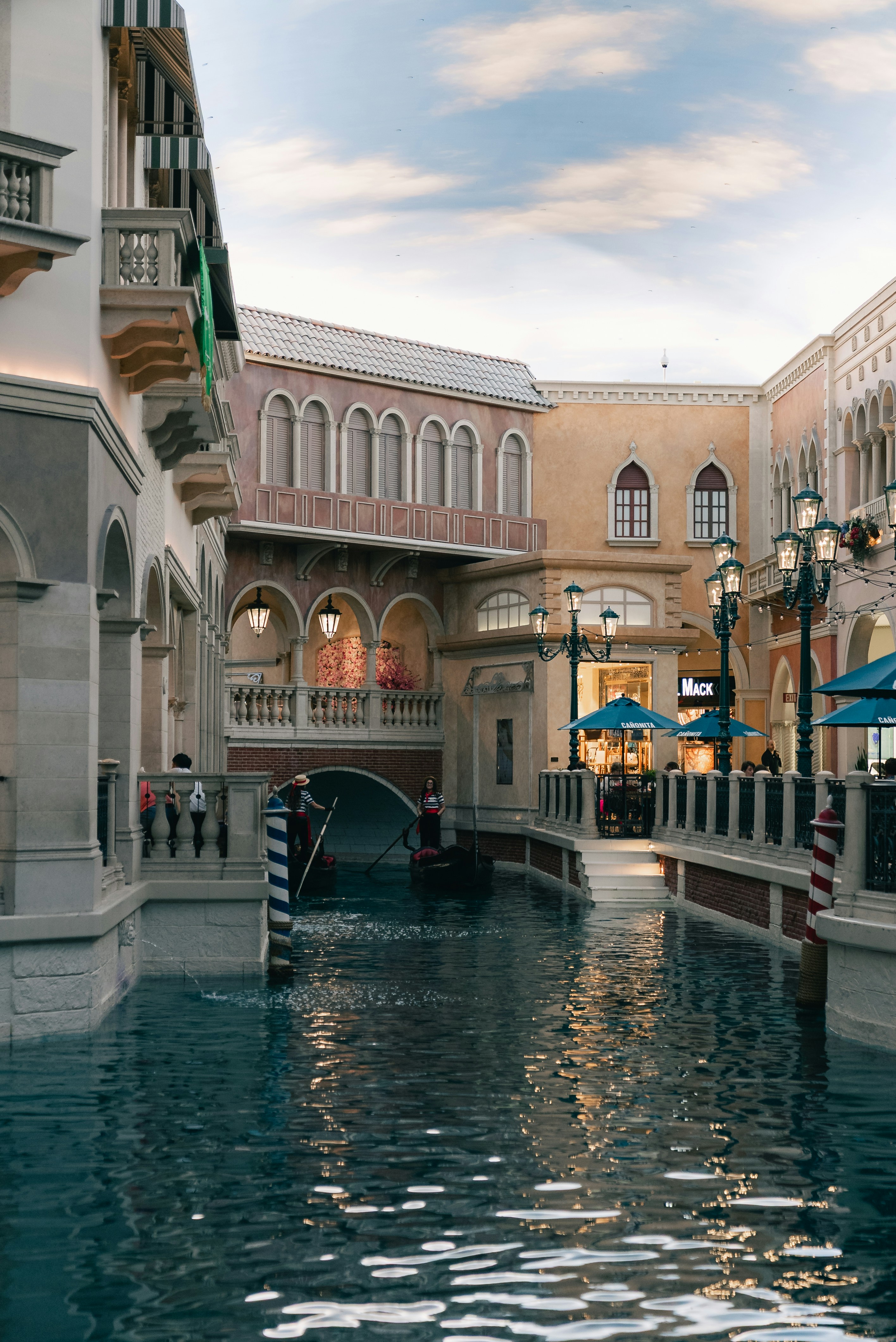 Canal Courtyard: Gentle Arcades and Gondola Light