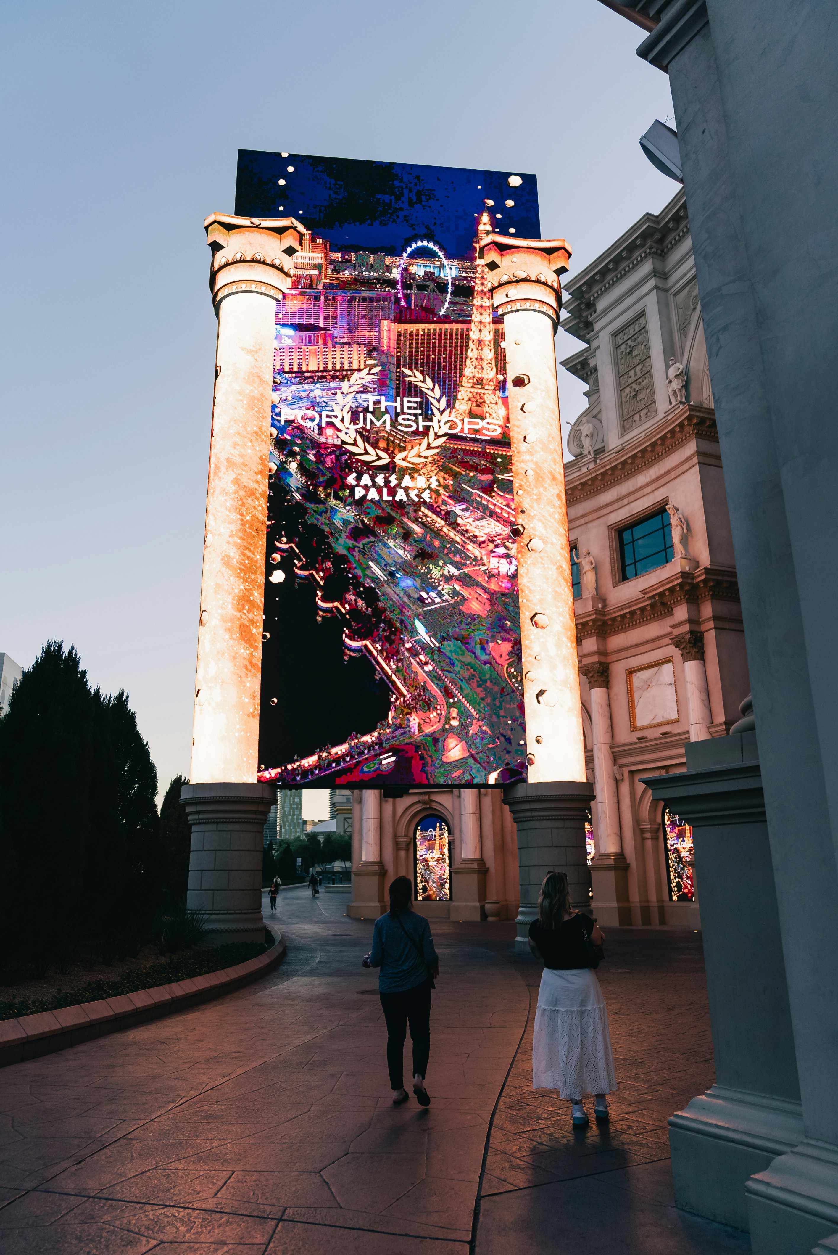 Vertical Digital Canvas: A Pillar Screen Illuminating the Plaza