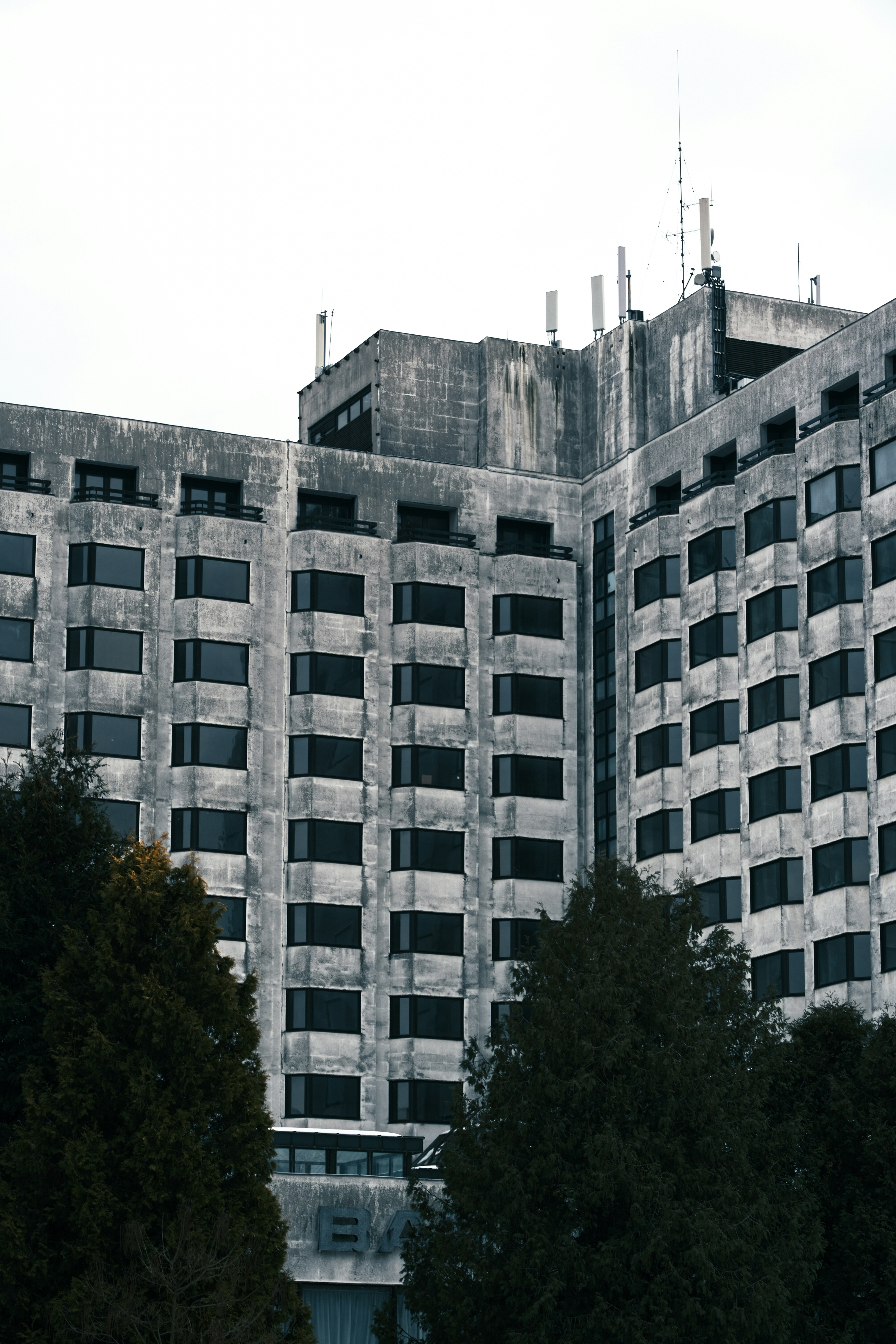 Concrete Skyline: A Monolithic Office Block Leaning Into Shadows