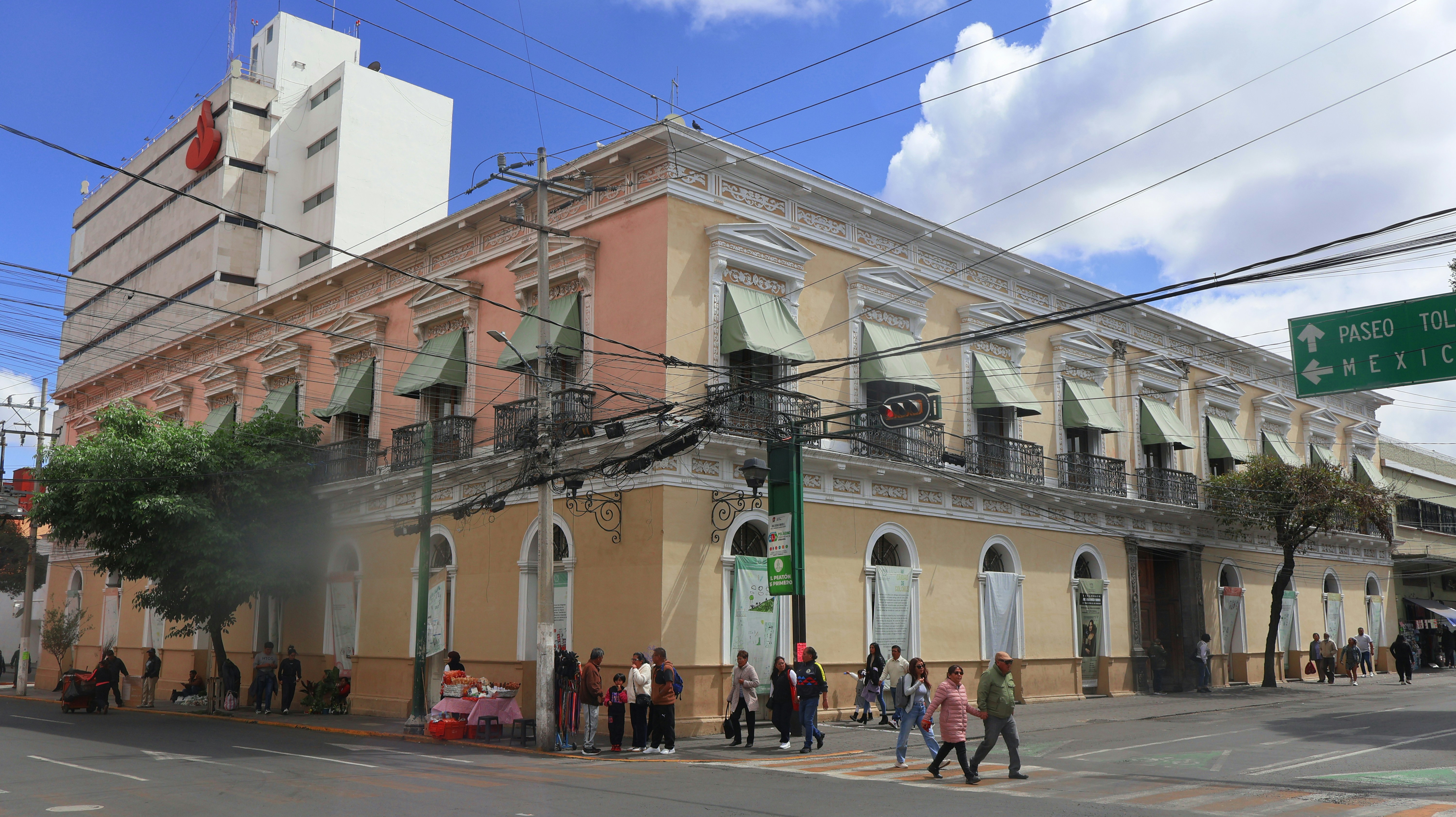 Corner Heritage: A Segmented Past on Calle Principal