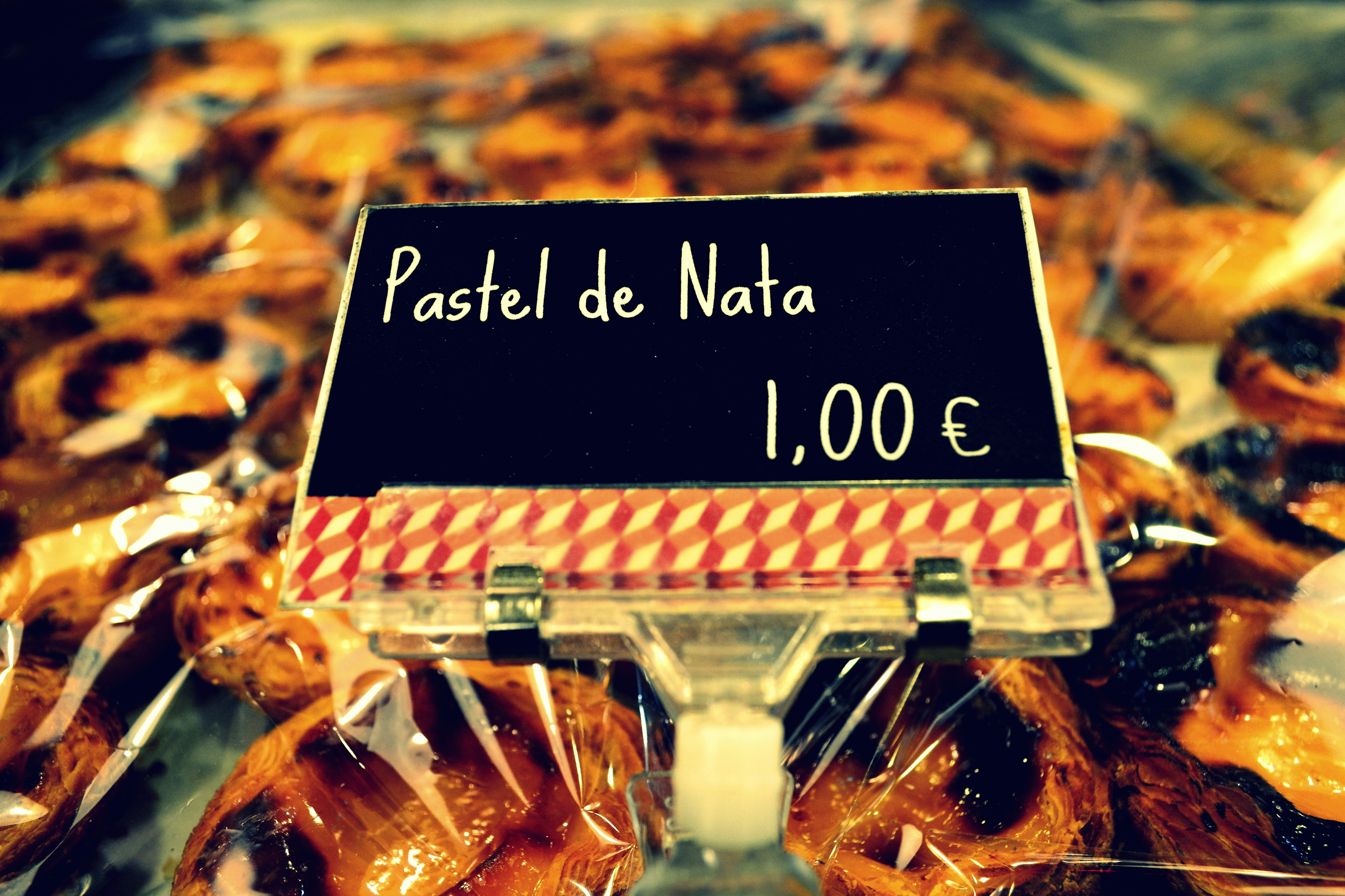Pastel de Nata Stand: Golden Pastries Under Glass