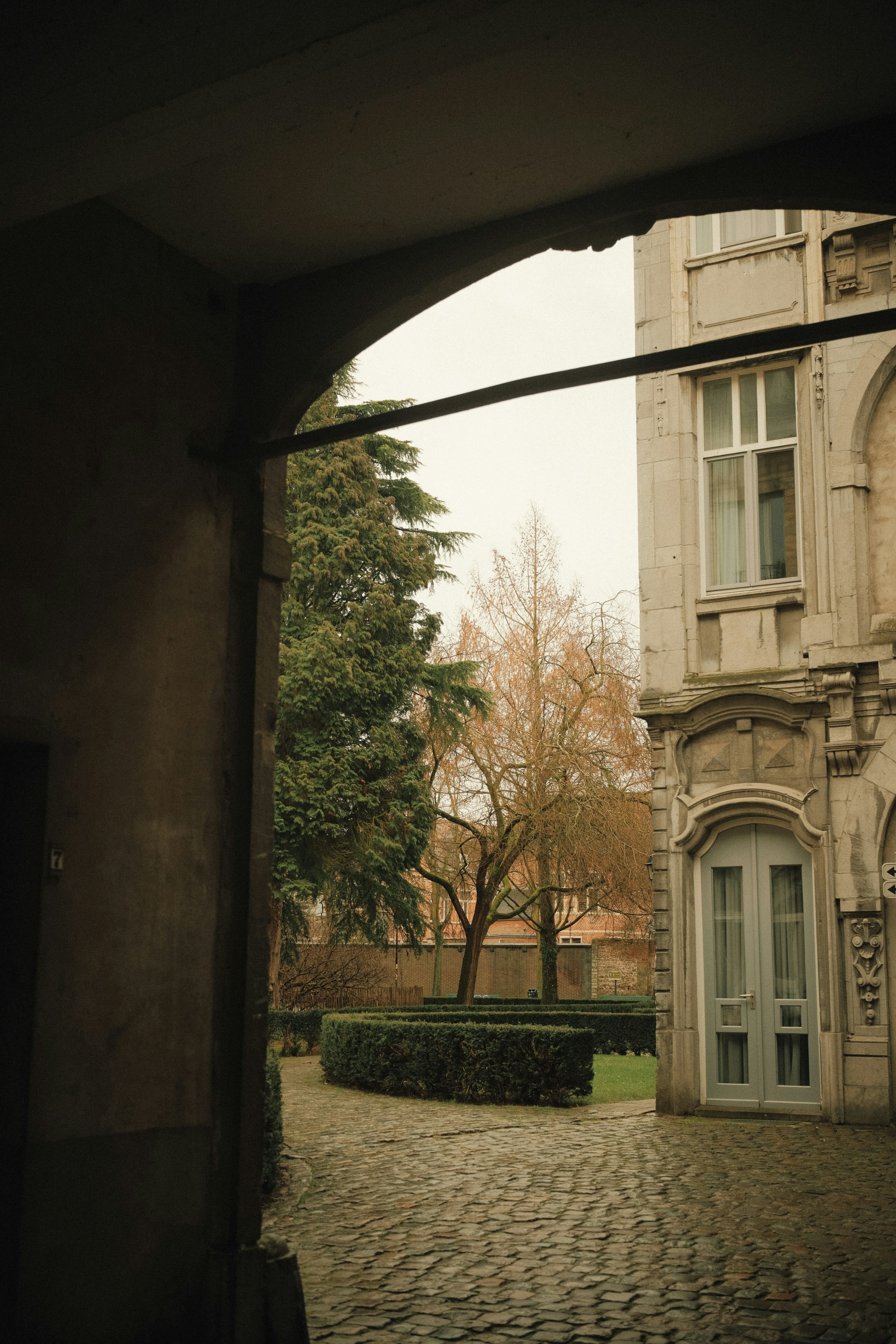 Archway Frame: A Quiet Courtyard Through Stone and Light