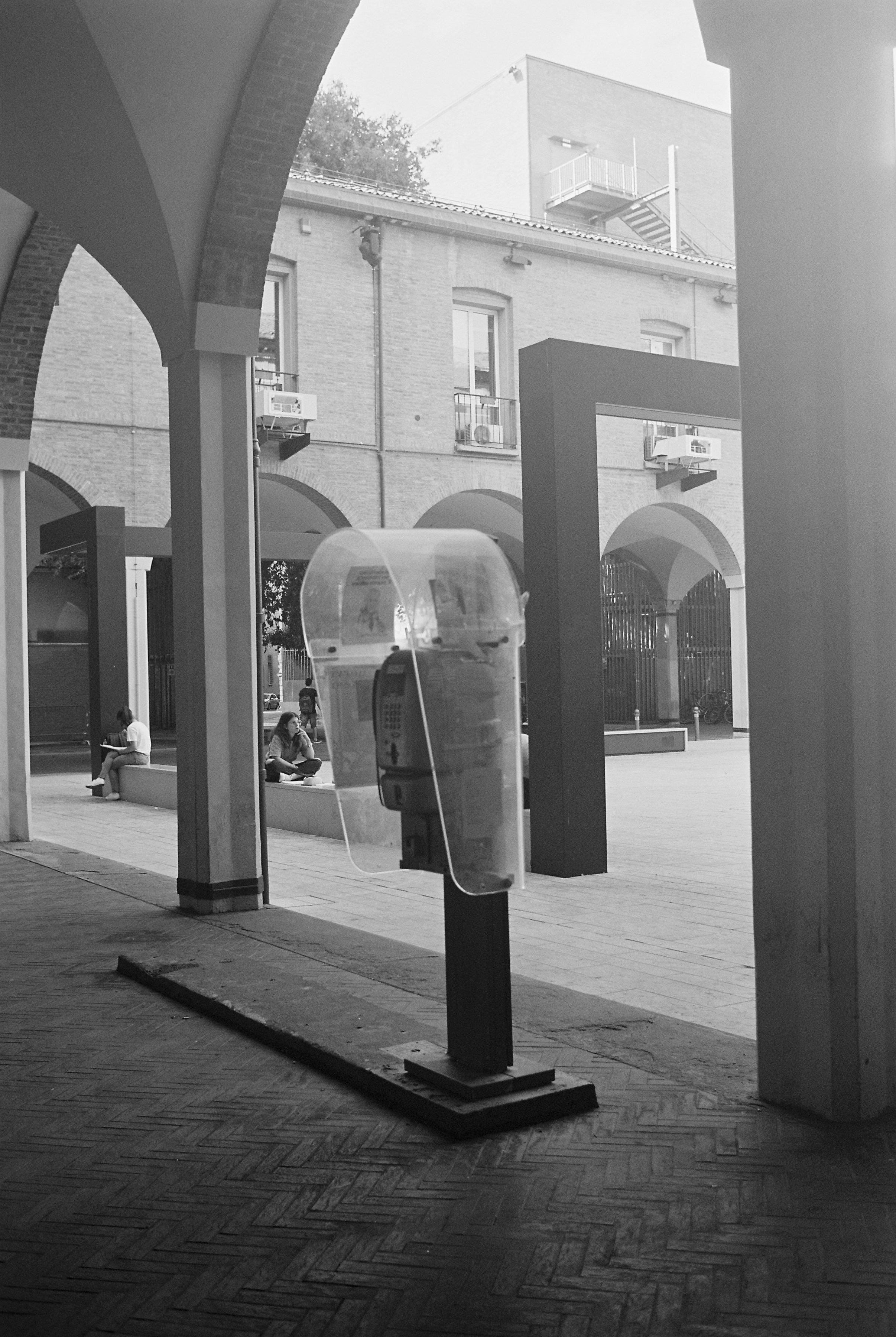 Nomadic Glass: A Postal Booth in a Quiet Courtyard