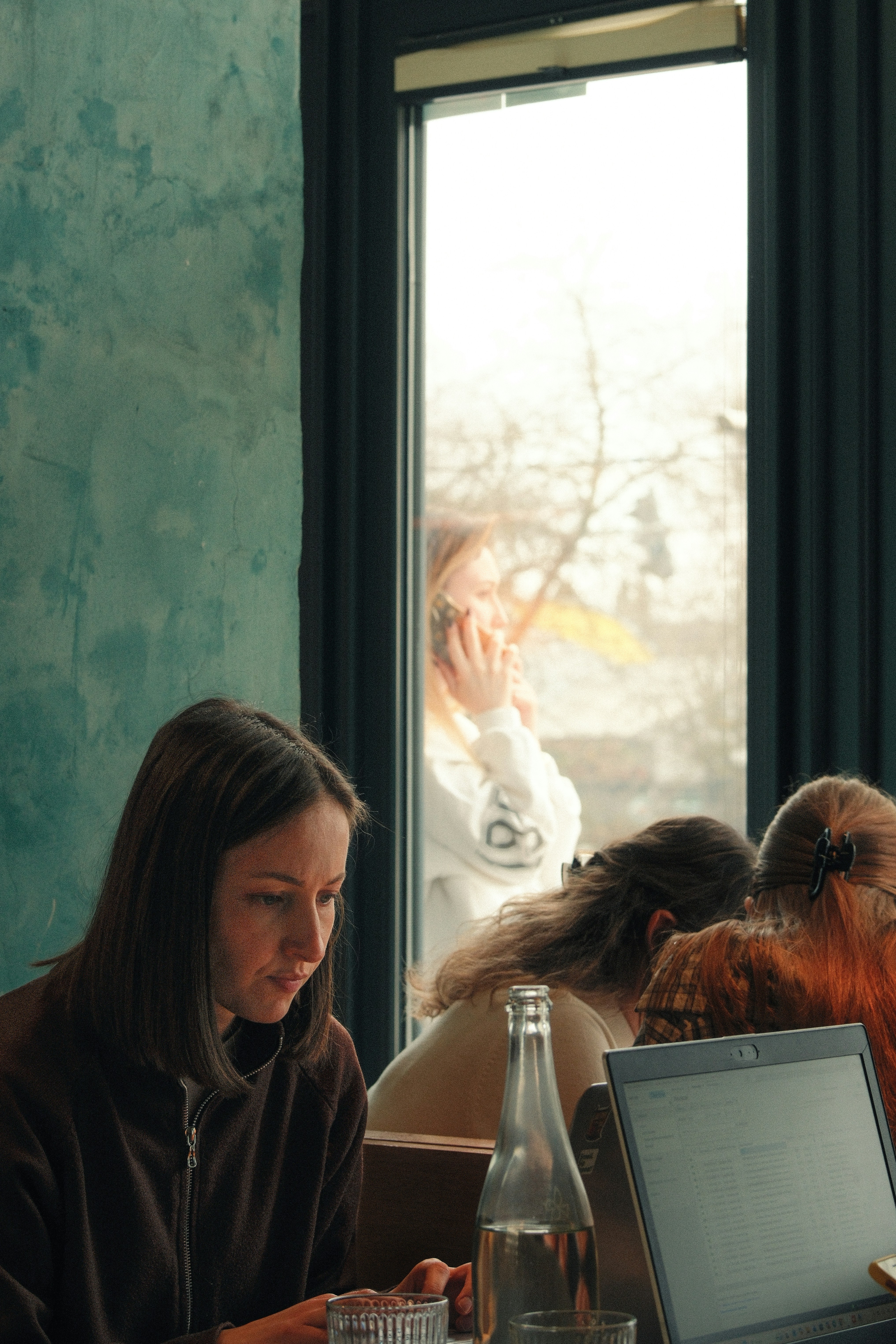 Quiet Focus in a Lively Café: Faces, Screens, and Steam