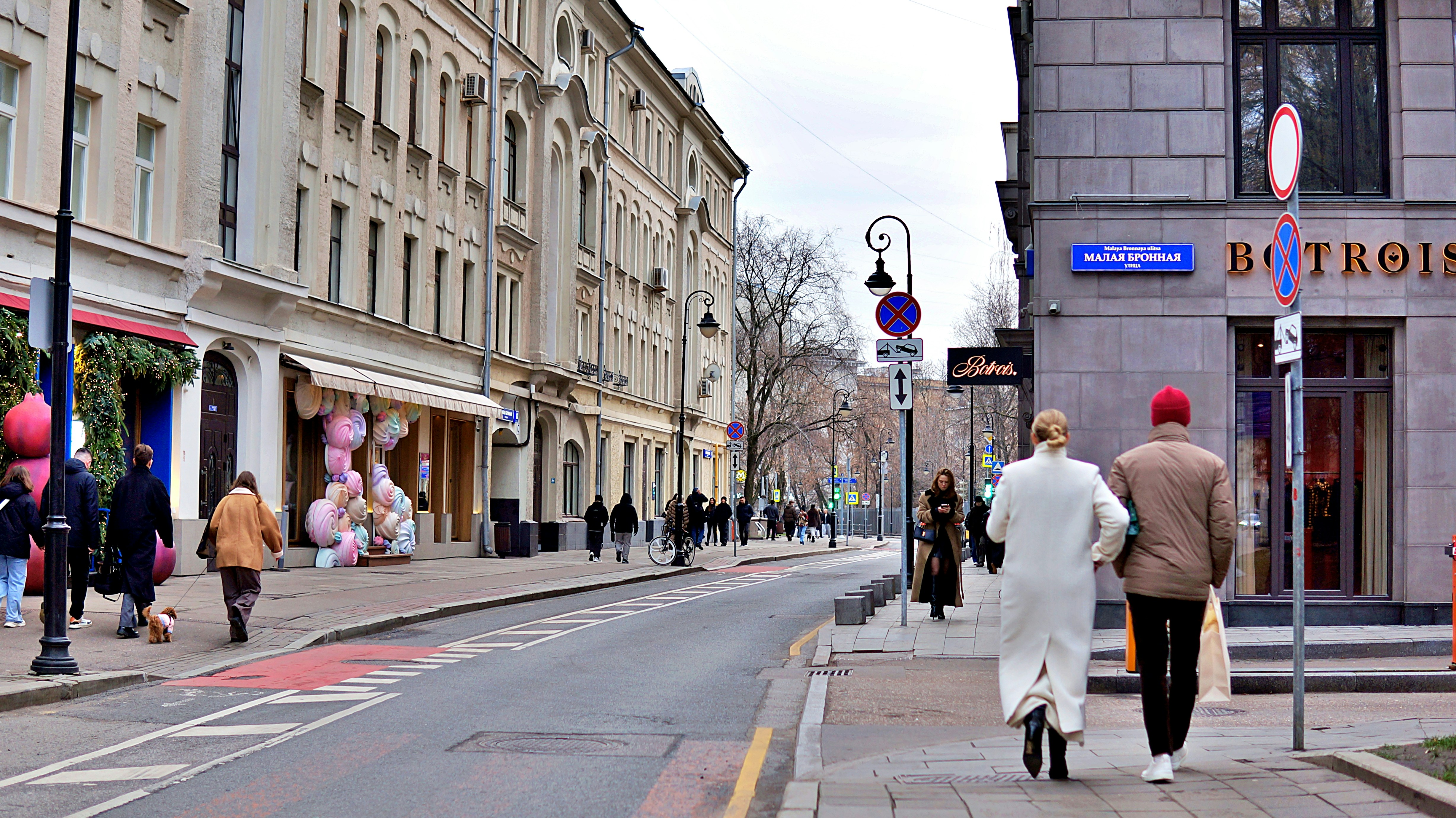 City Walk: Pink Balloons and Quiet Footsteps