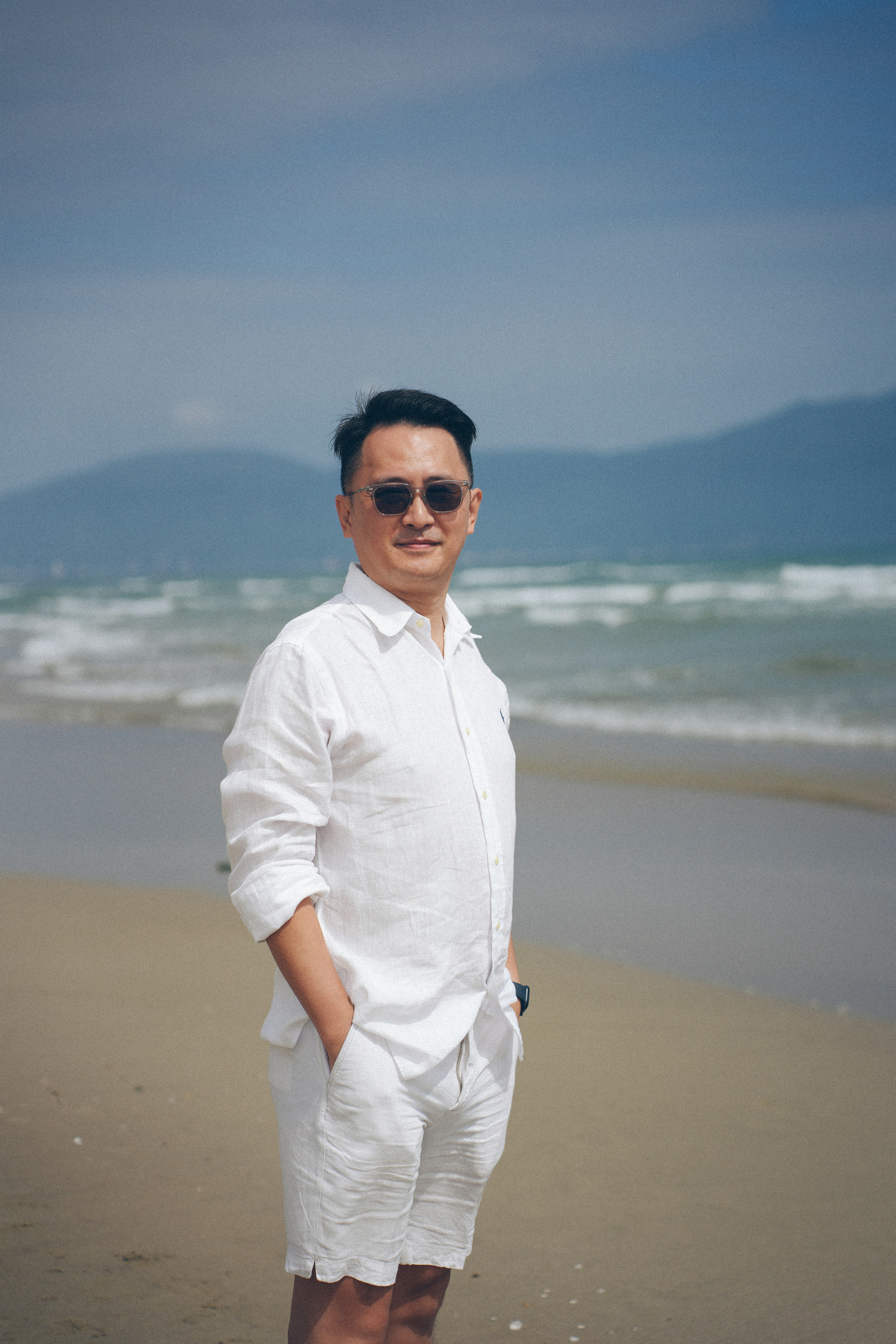 White Linen on the Shore: Quiet Confidence by the Sea
