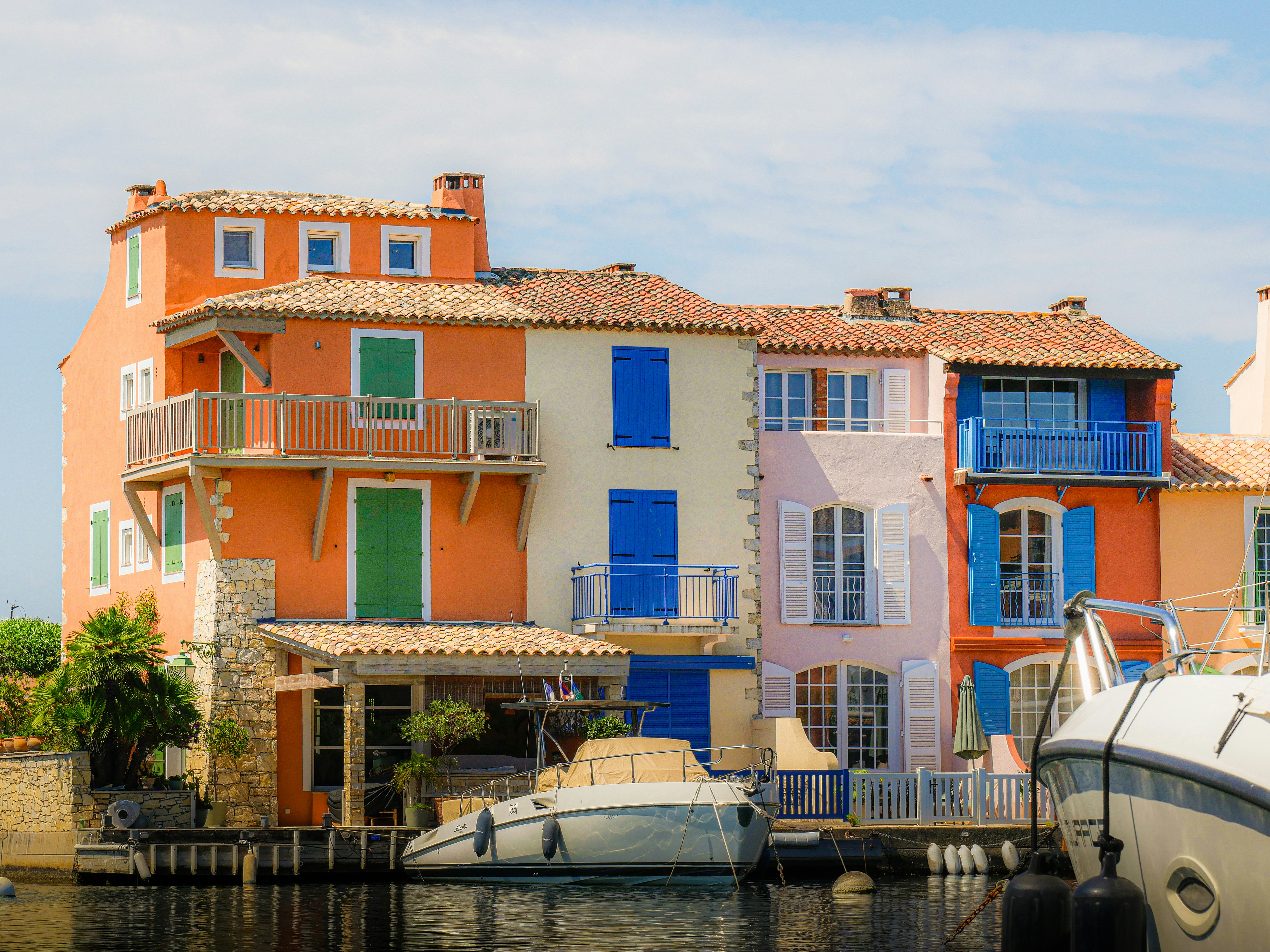 Vibrant Riverside Calle: Facades in a Row