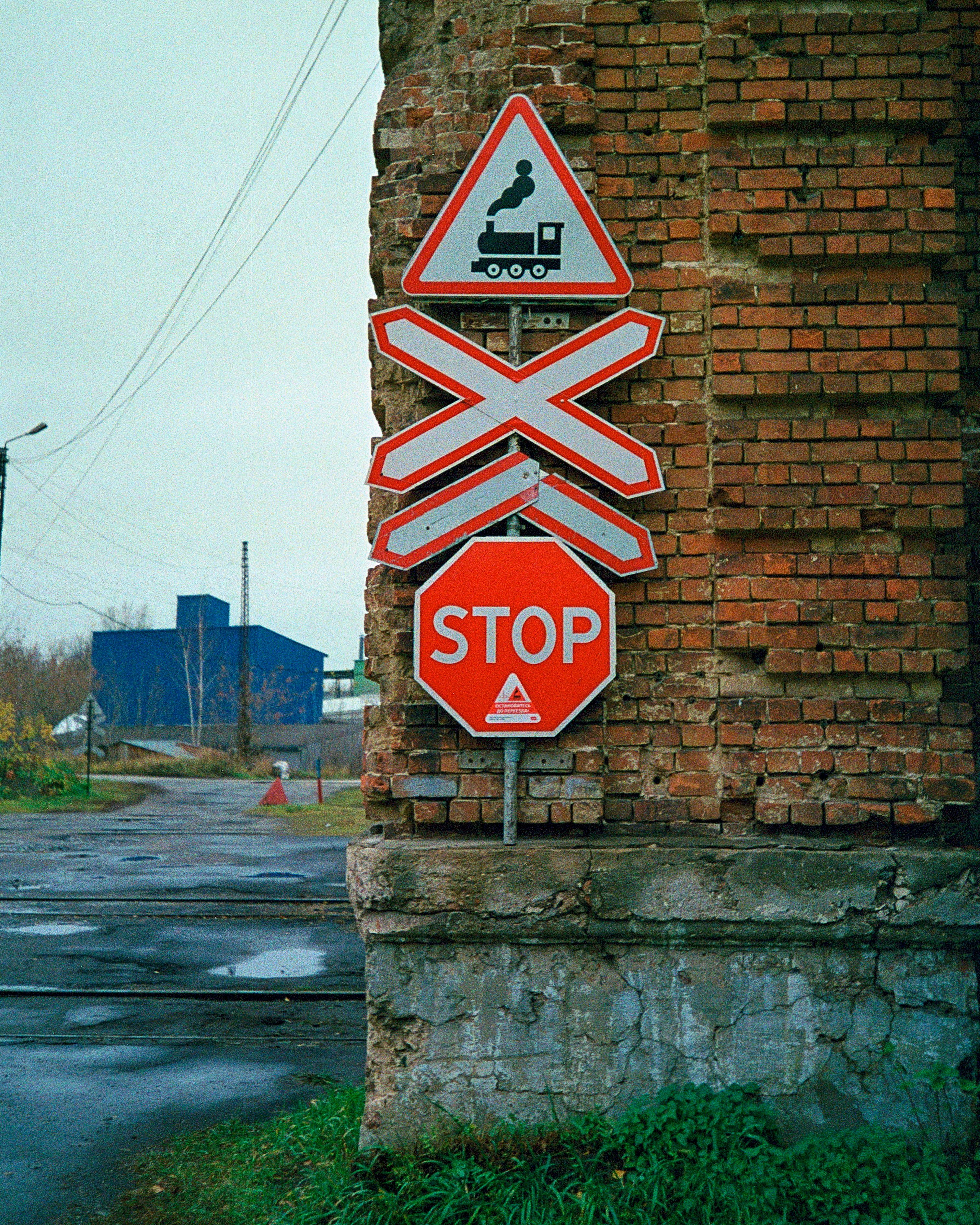 Steam-Stop under the Brickwork: A Corridor of Signals