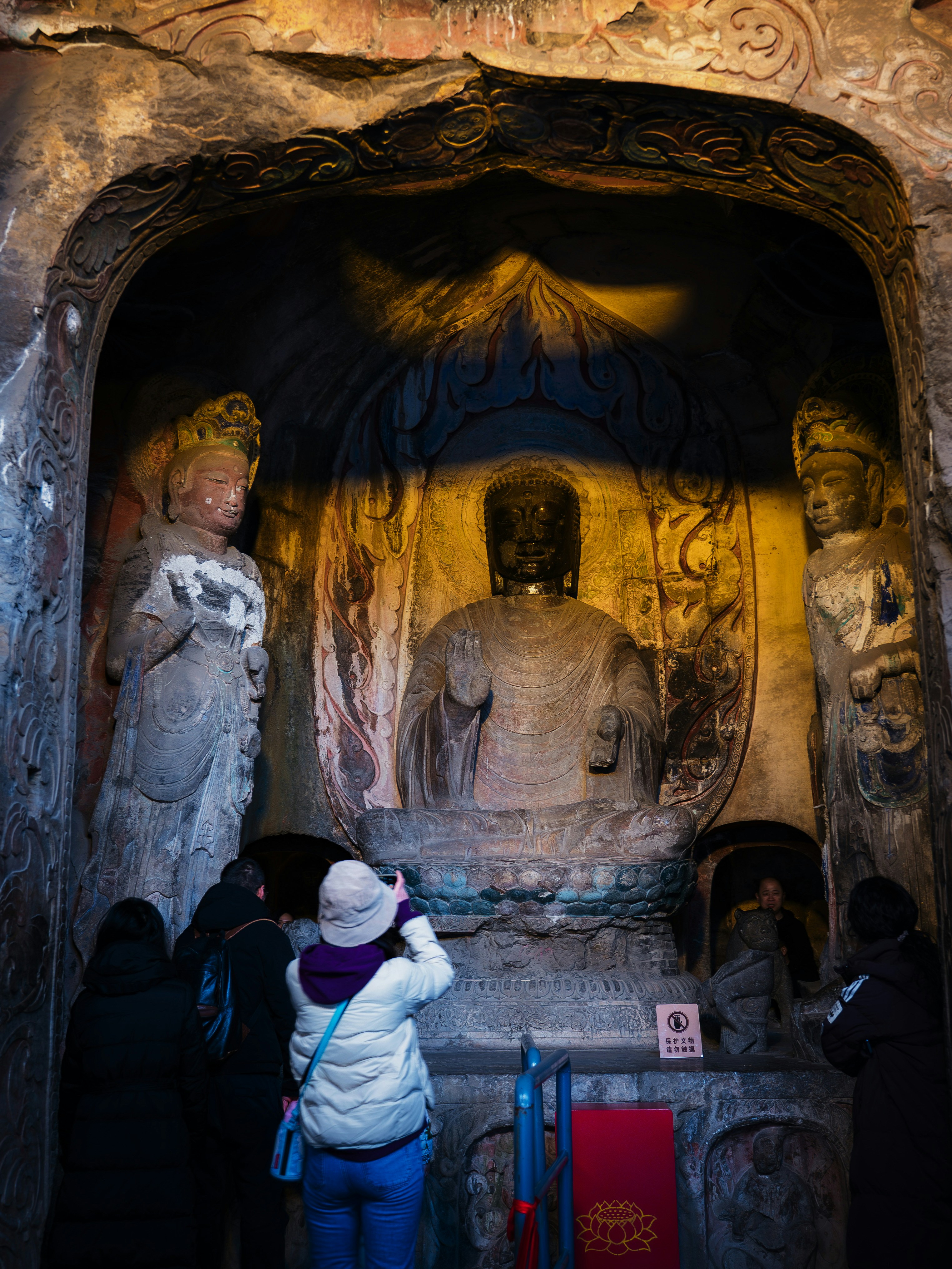 Sacred Chamber Gaze: Tourists before the Central Buddha