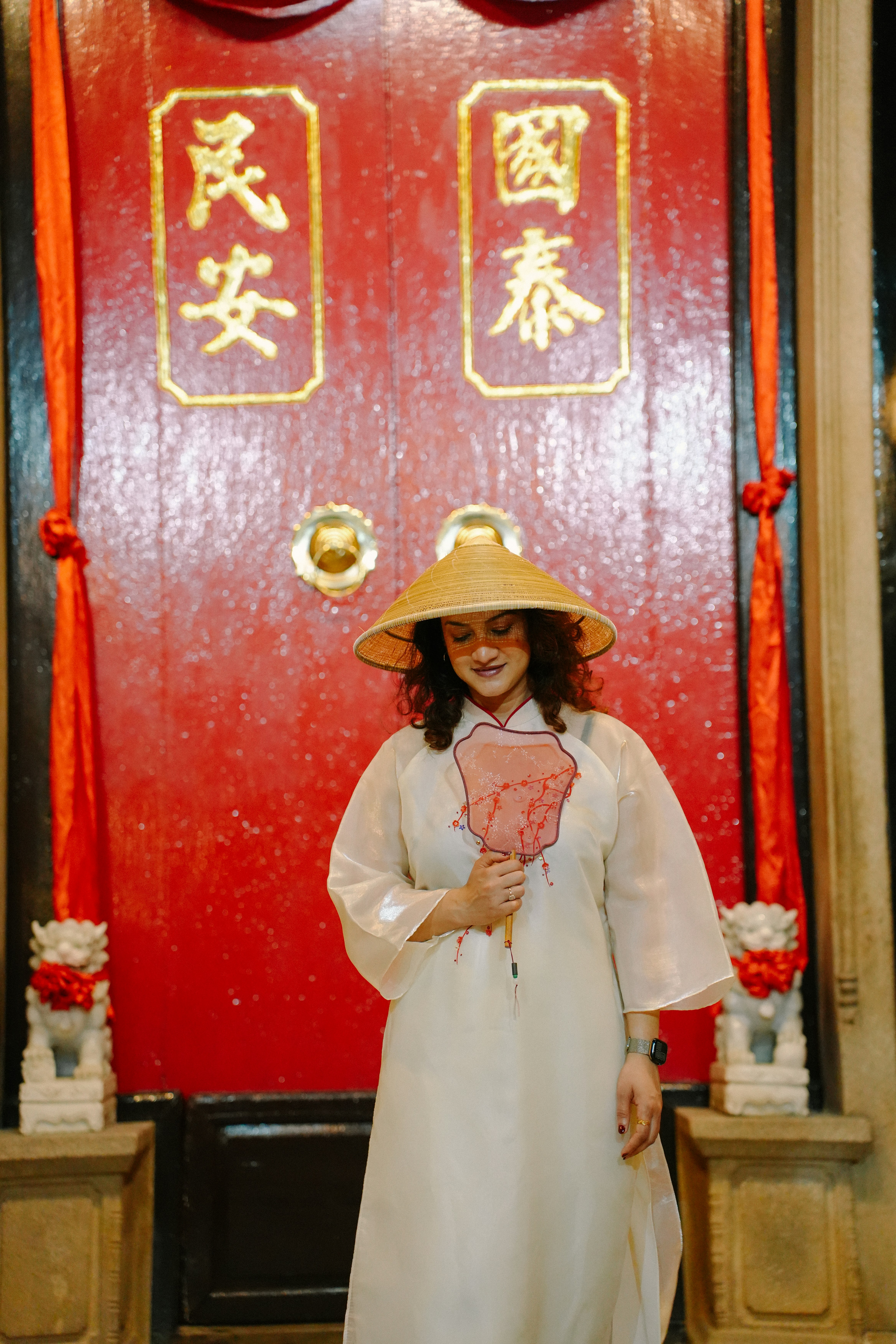 Red Gate, White Robe: A Quiet Moment Beneath Lanterns