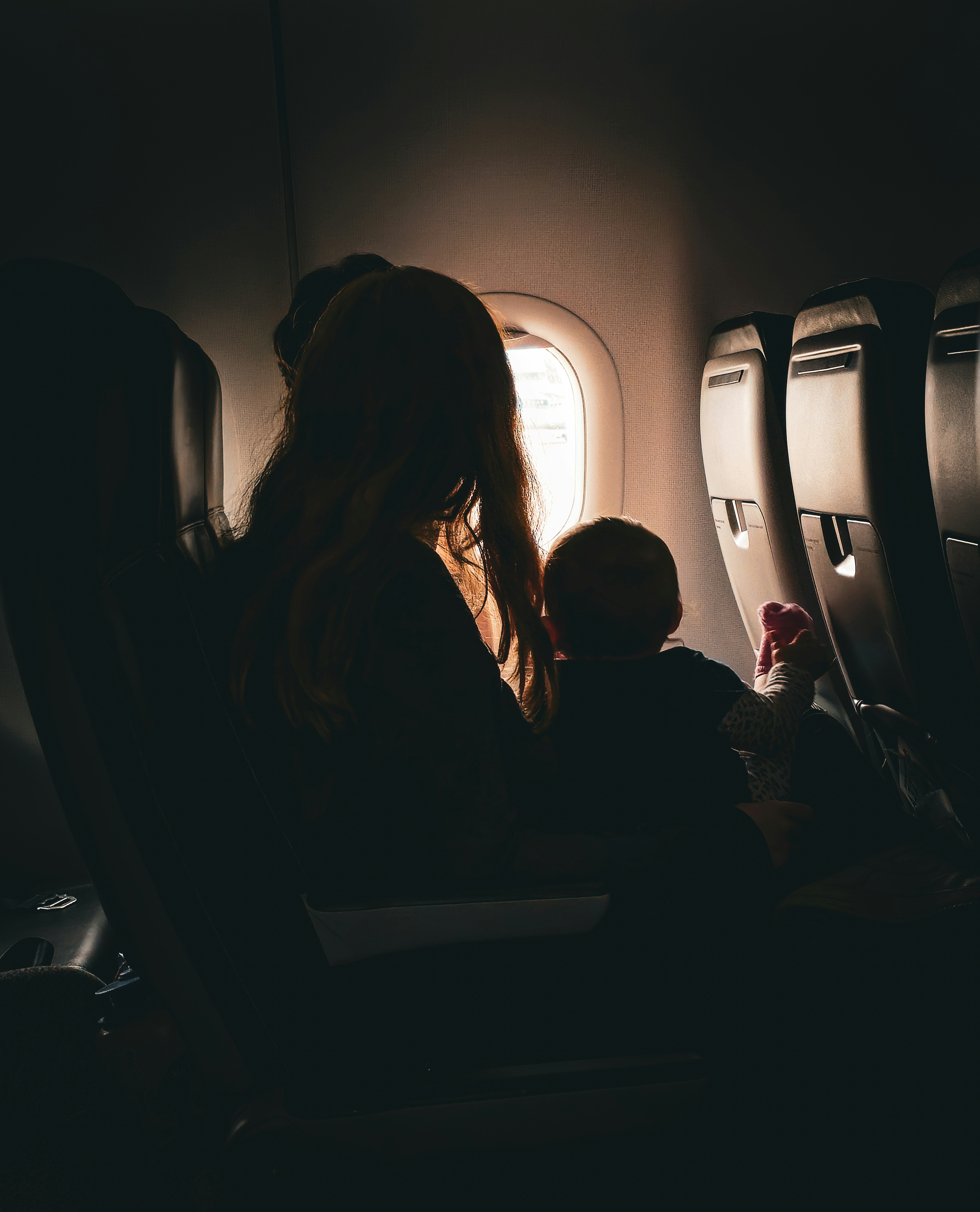 Flight Window Glow: Quiet Bond in Limited Space