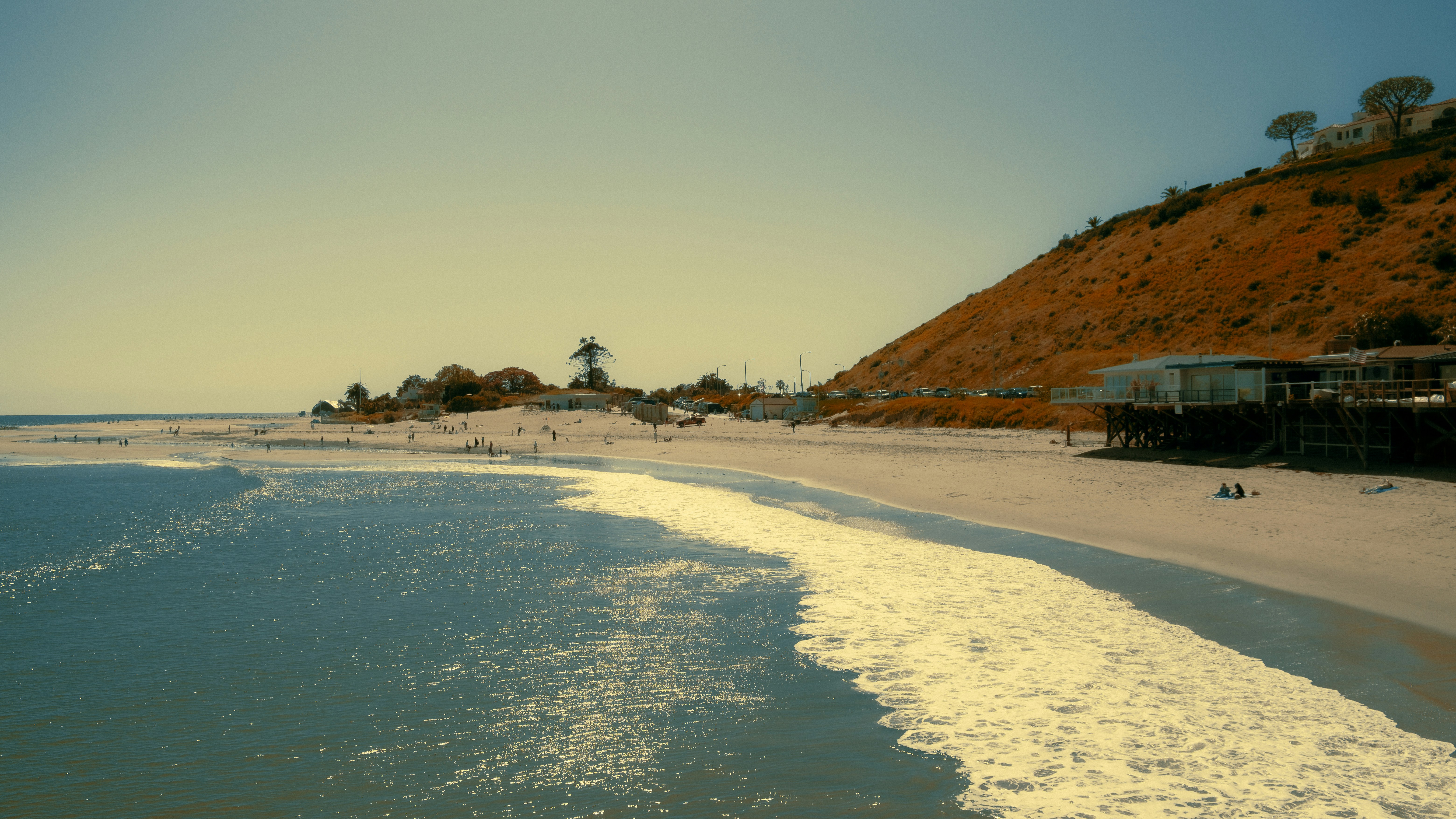 Long Horizon, Gentle Tide: A Quiet Beach at Golden Hour