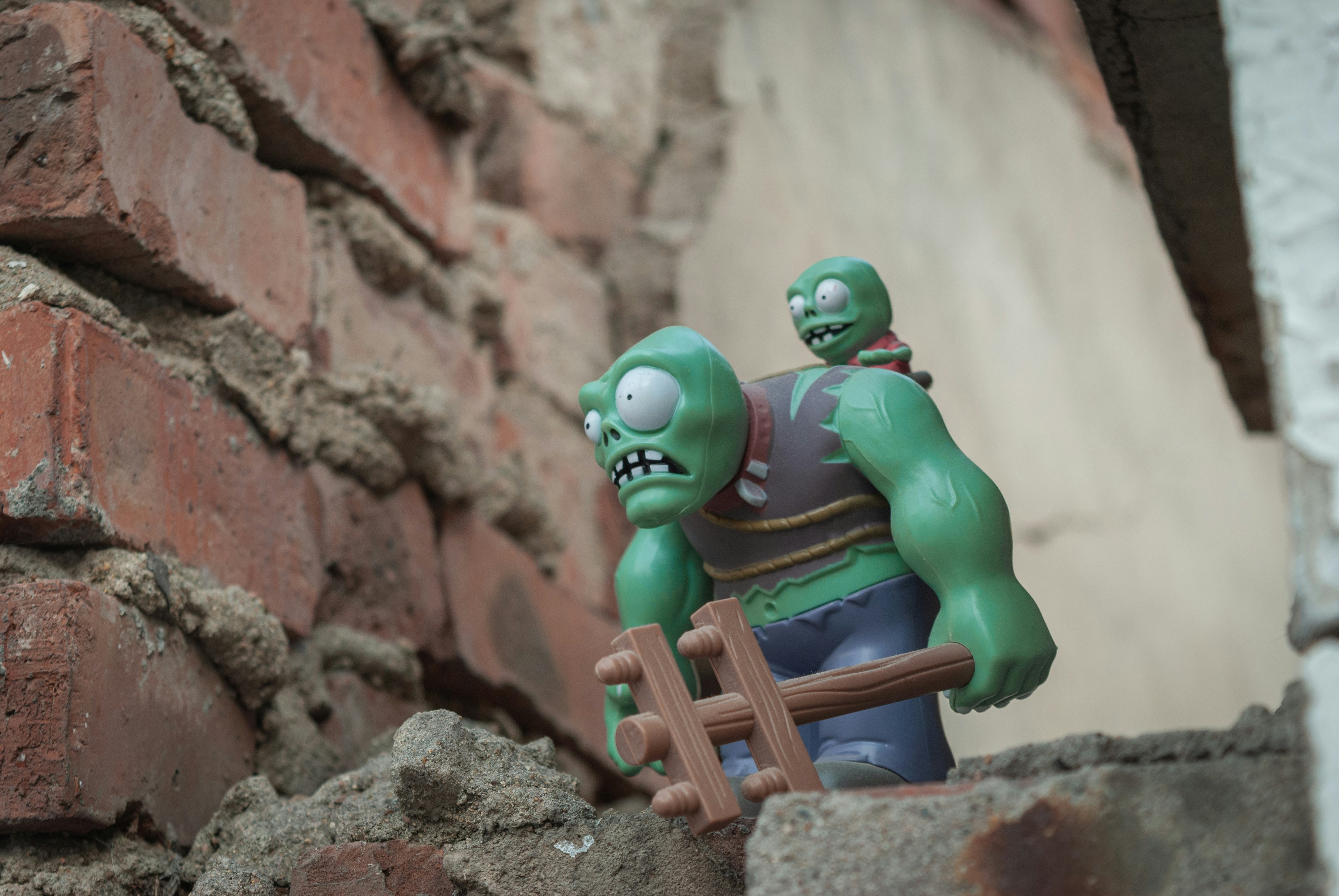 Green Grin on the Brick Ridge