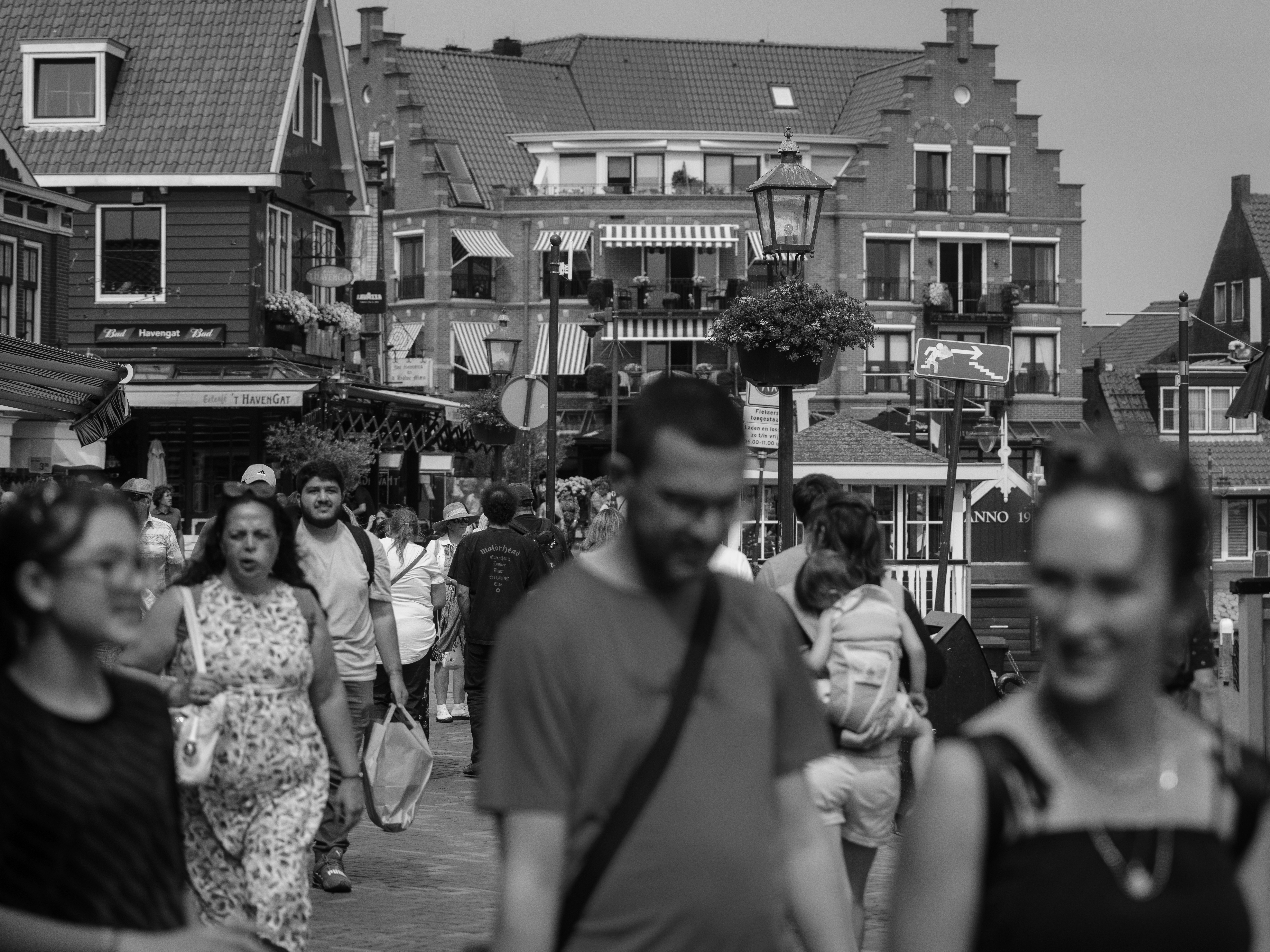 Street Pulse: Crowded Dutch Market in Soft Focus