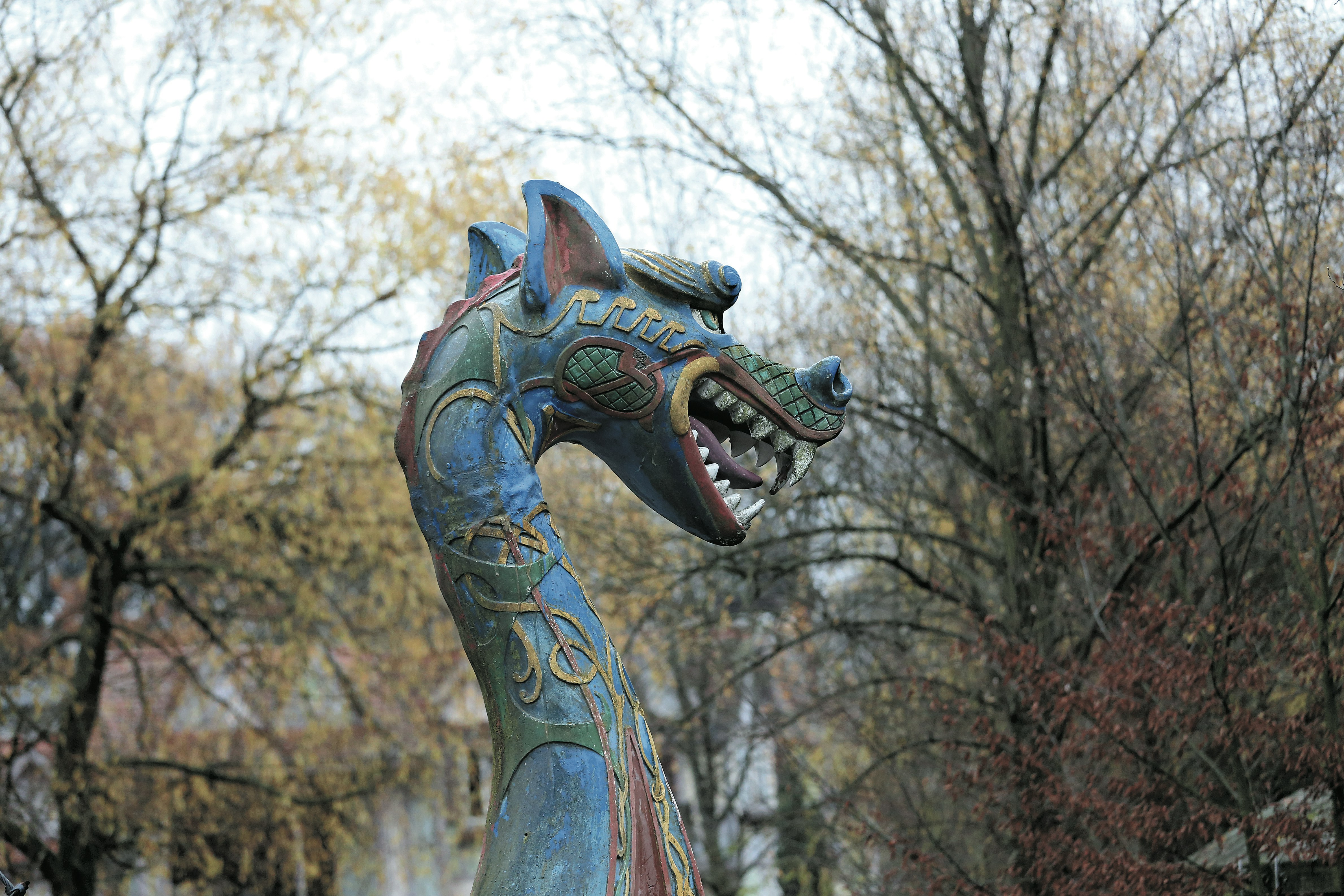 Dragon's Gaze: A Kinetic Flagship in a Park of Quiet Autumntide