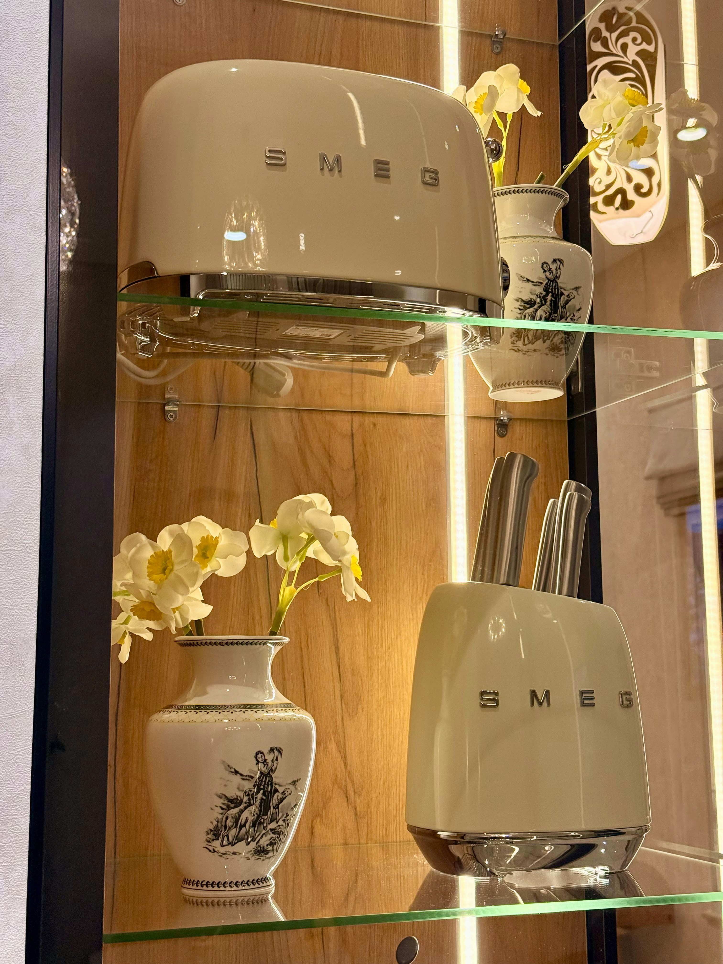 Smeg Silence: A Twin Display of Retro Appliances and Porcelain Vases