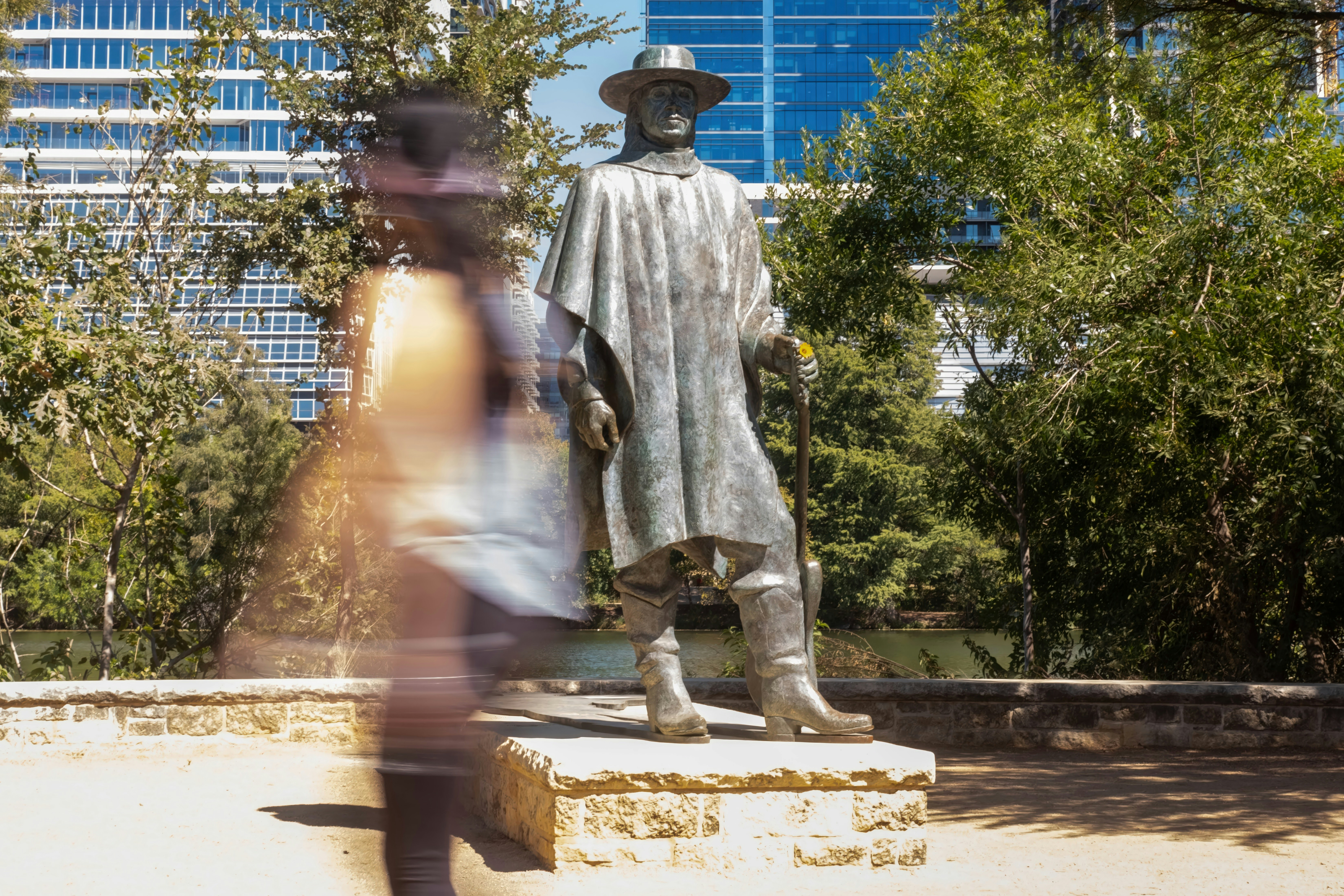 Bronze Traveler: A Statue Standstill Amid City Motion