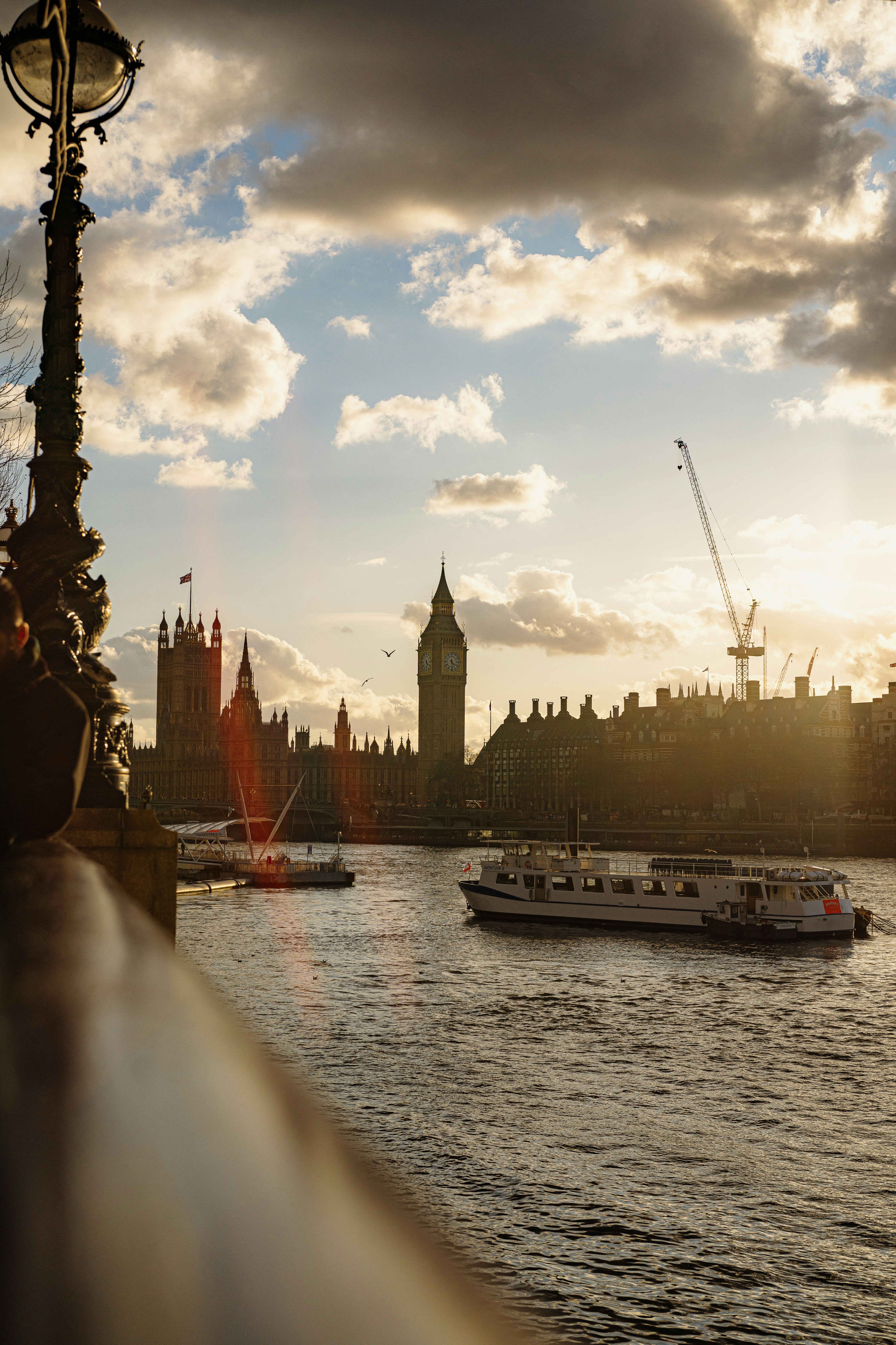 Sunset Over the Thames: Silhouettes, Towers, and a Riverside Cruise