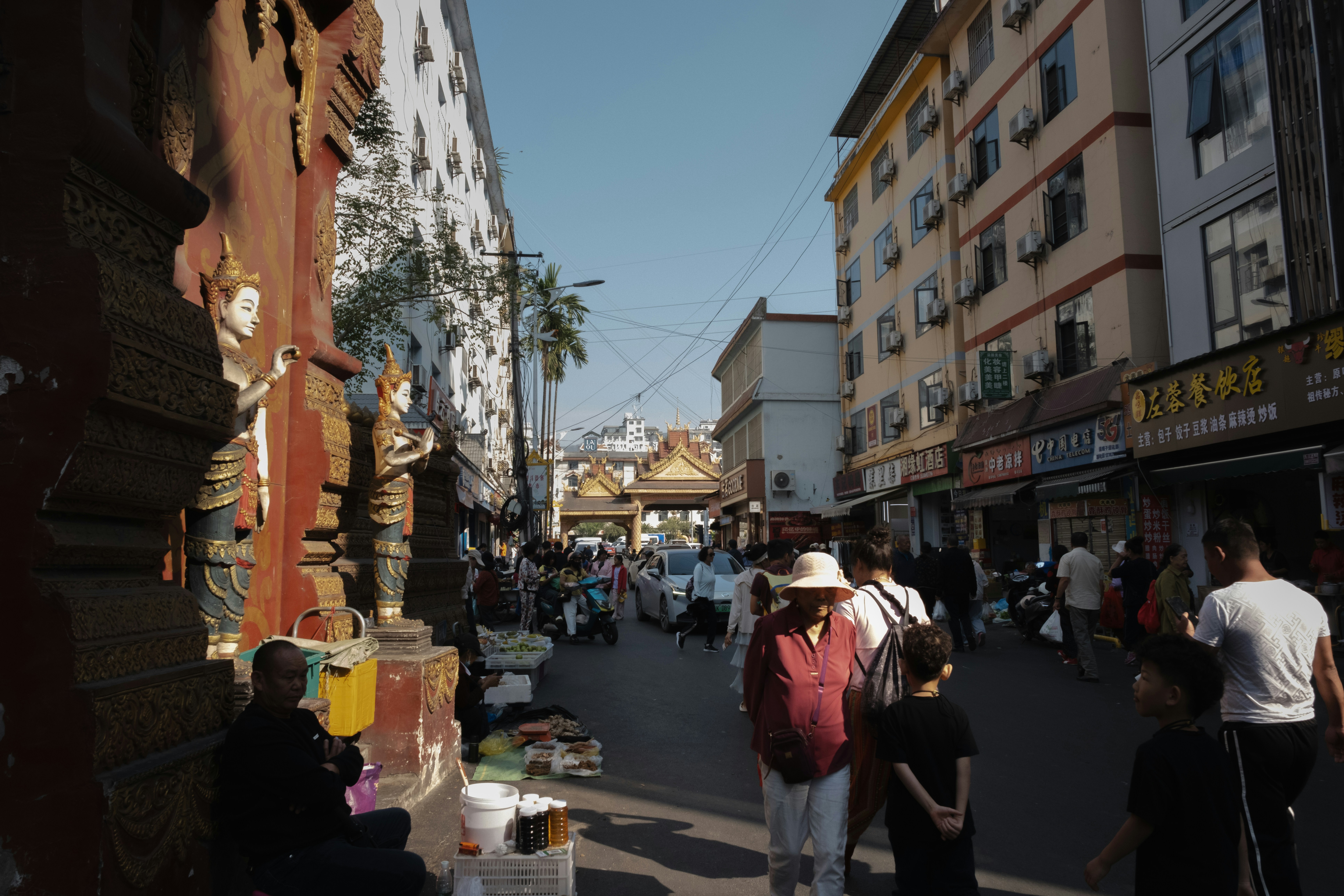 Temple Street Bazaar: A Sunlit Street of Commerce and Crowd