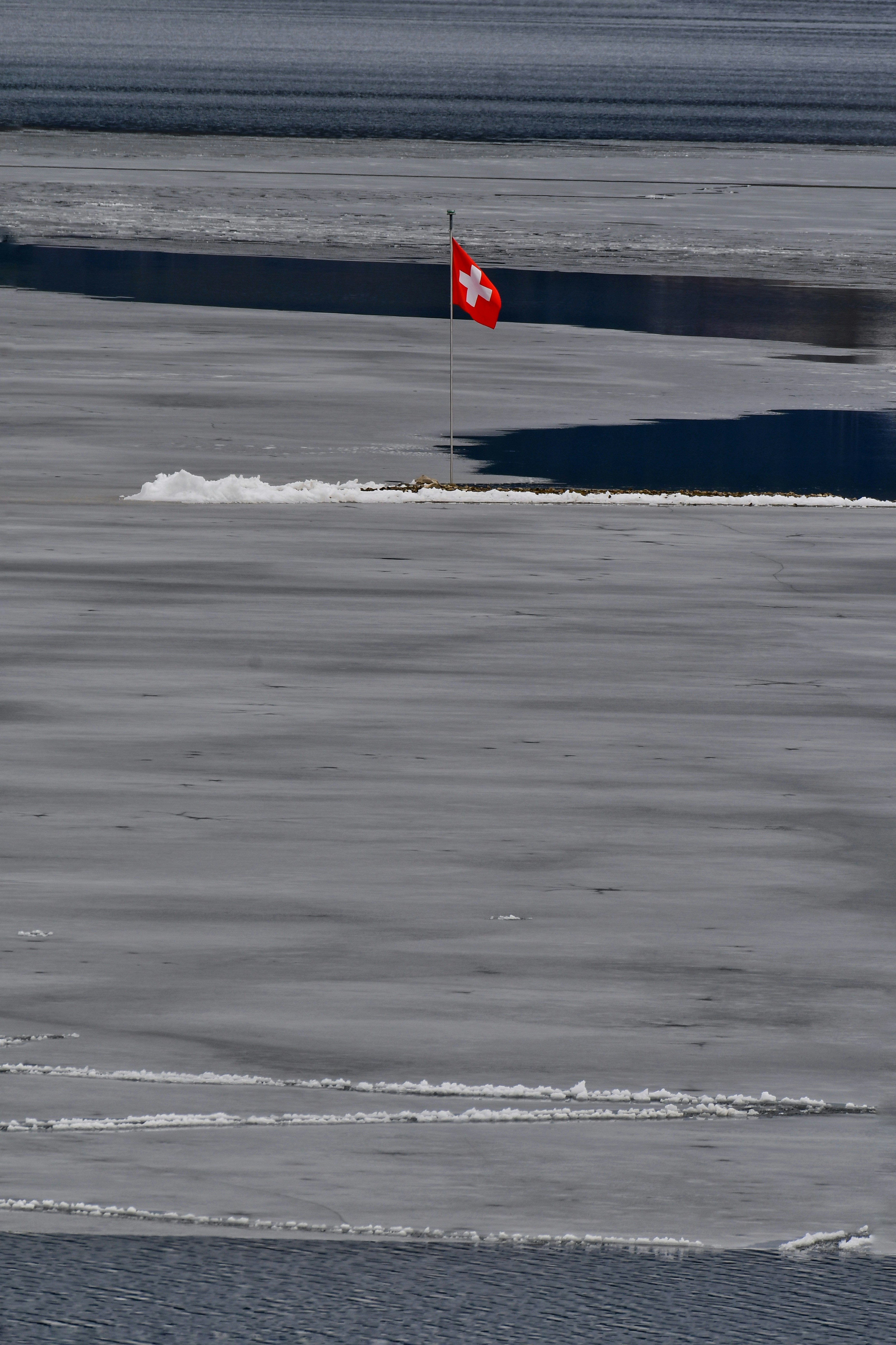 Swiss Flag on a Frozen Channel: A Minimal Winter Moment