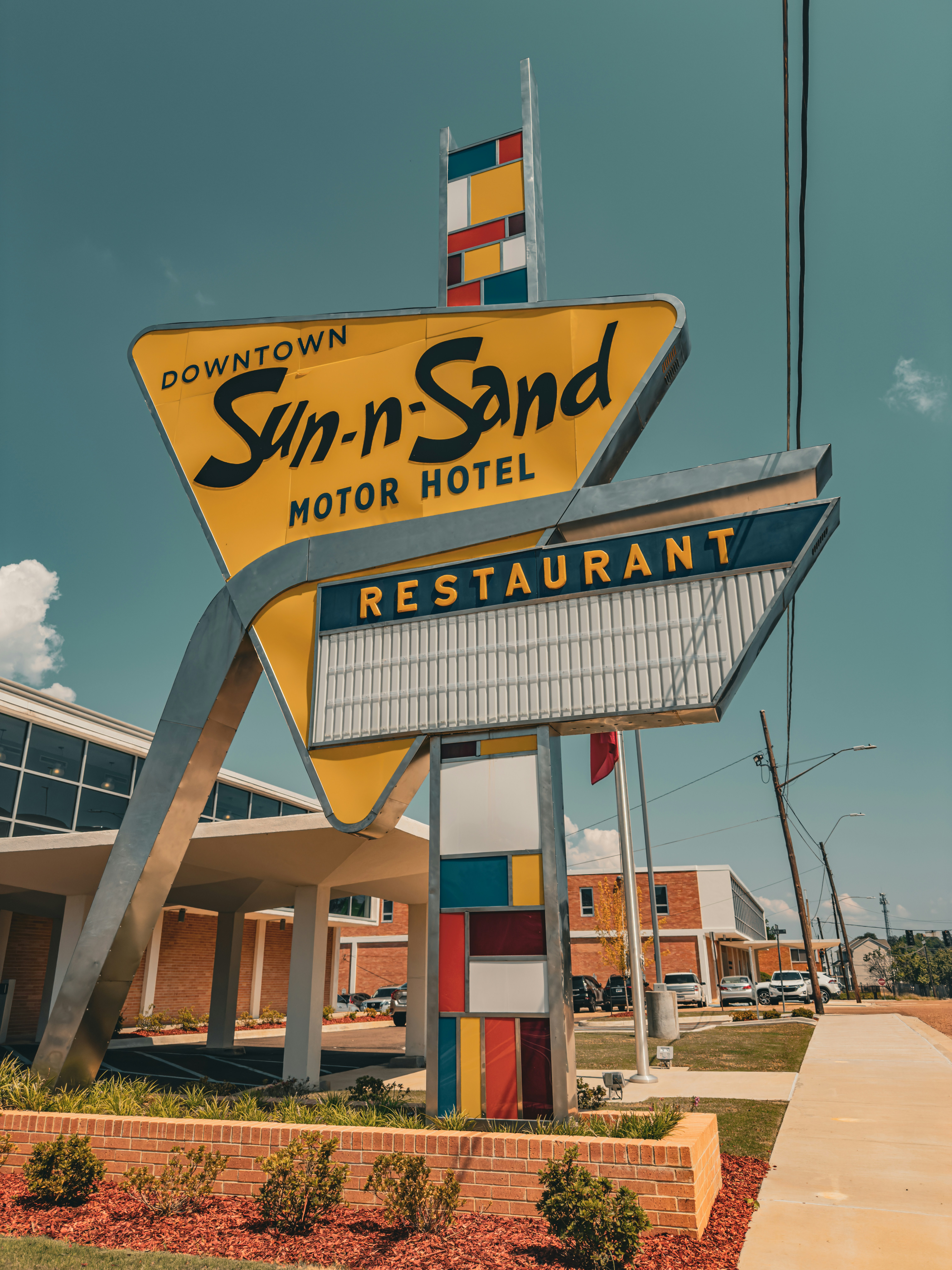 Sun-n-Sand Neon Sign at the Retro Motor Hotel