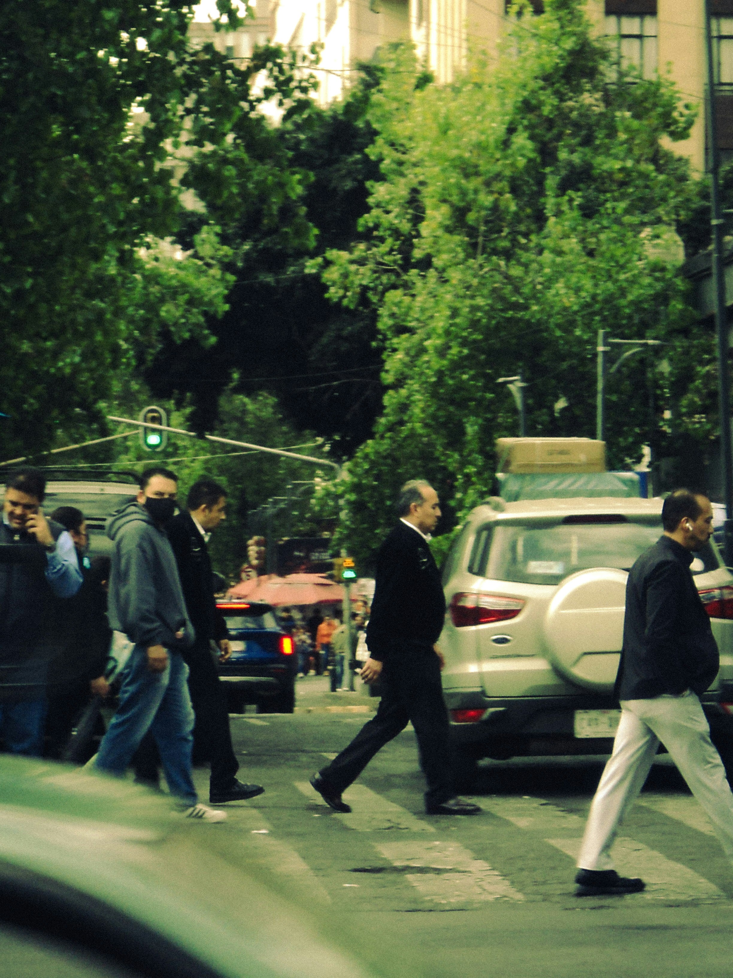 la ciudad es caotica, mucha gente, mucho ruido, demasiada contaminacio, no es como nos la cuentan