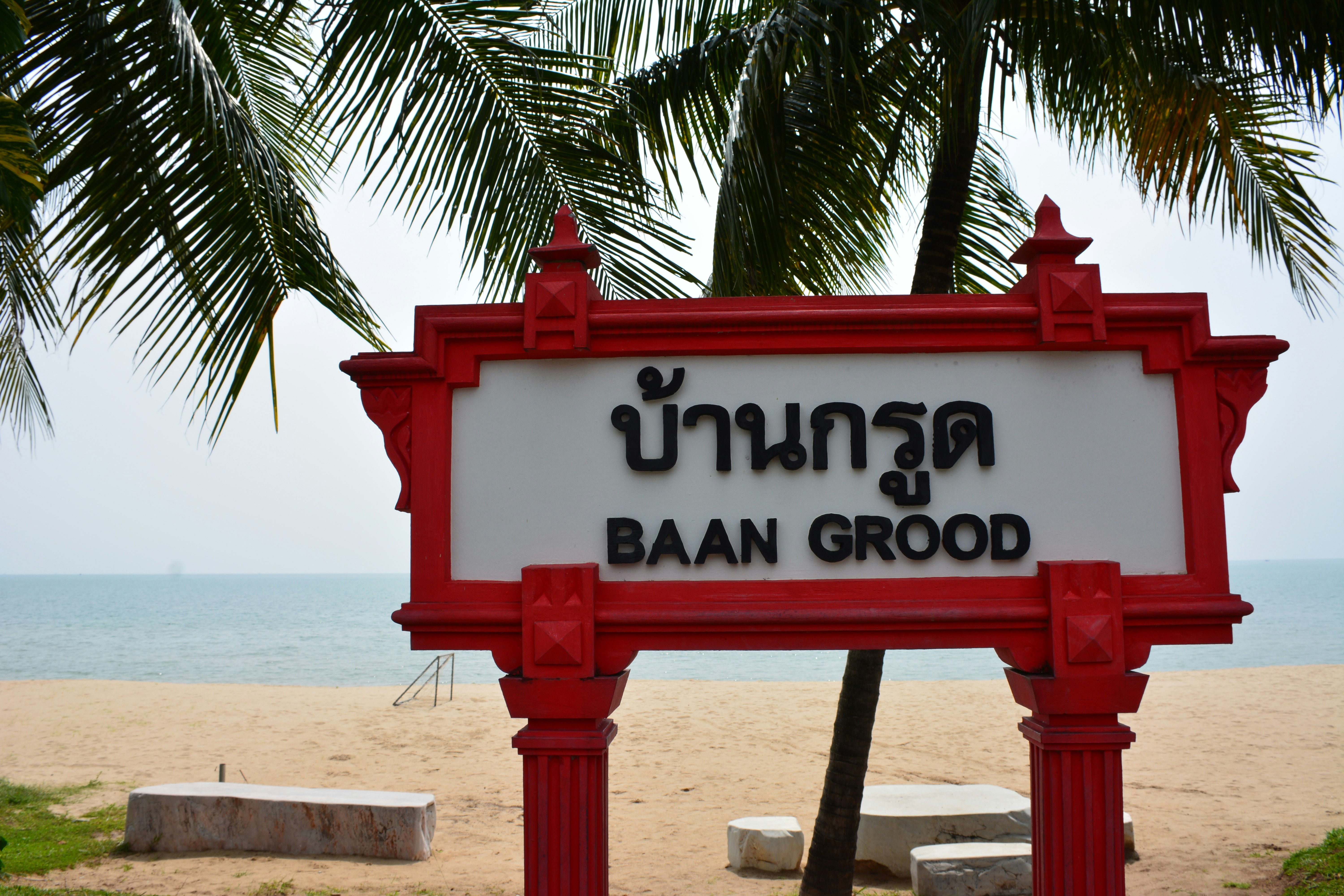 Baan Groot: Red Signeting by the Sea