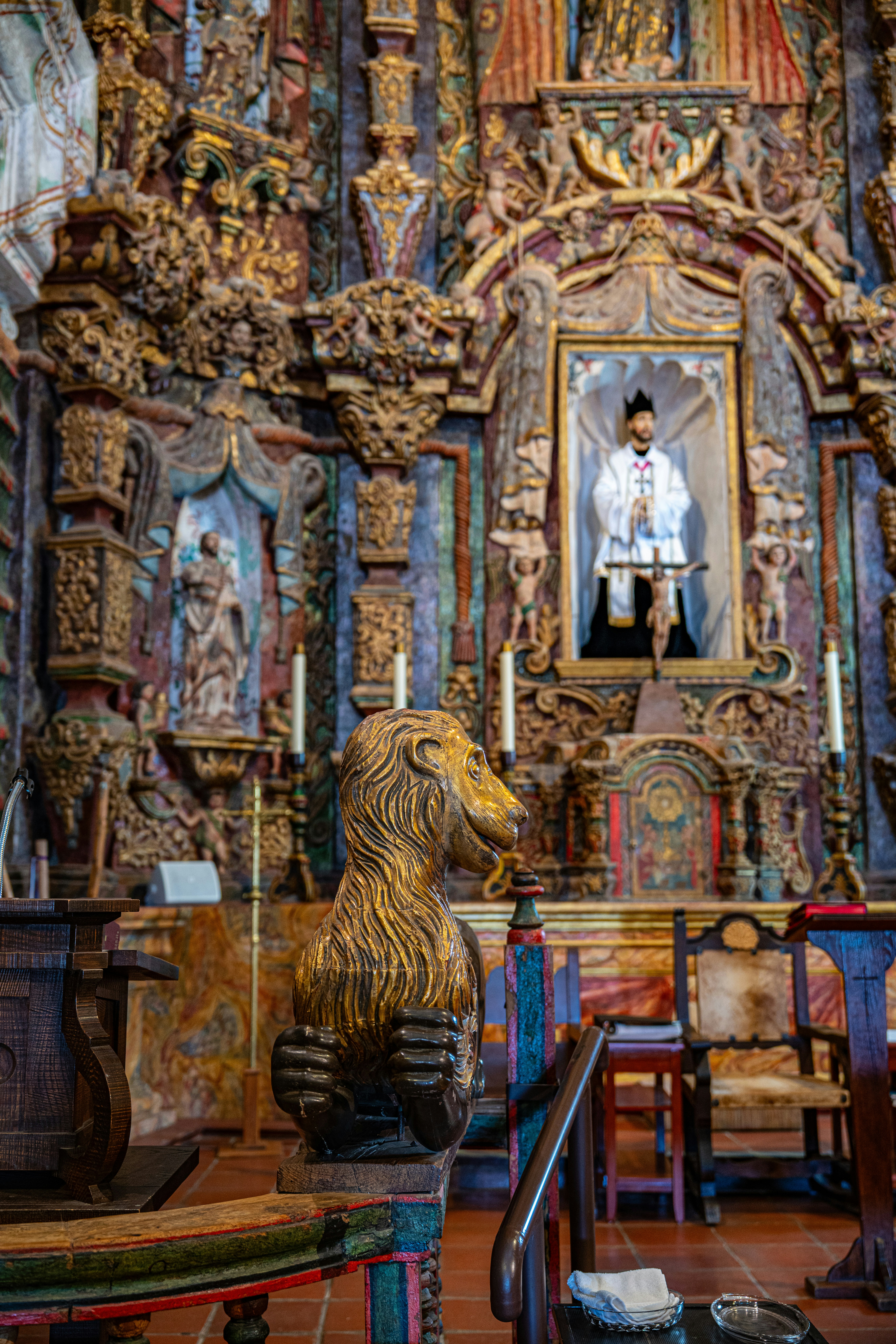 Lion Quill and Sacred Mantle: A Baroque Altar’s Gilded Portrait