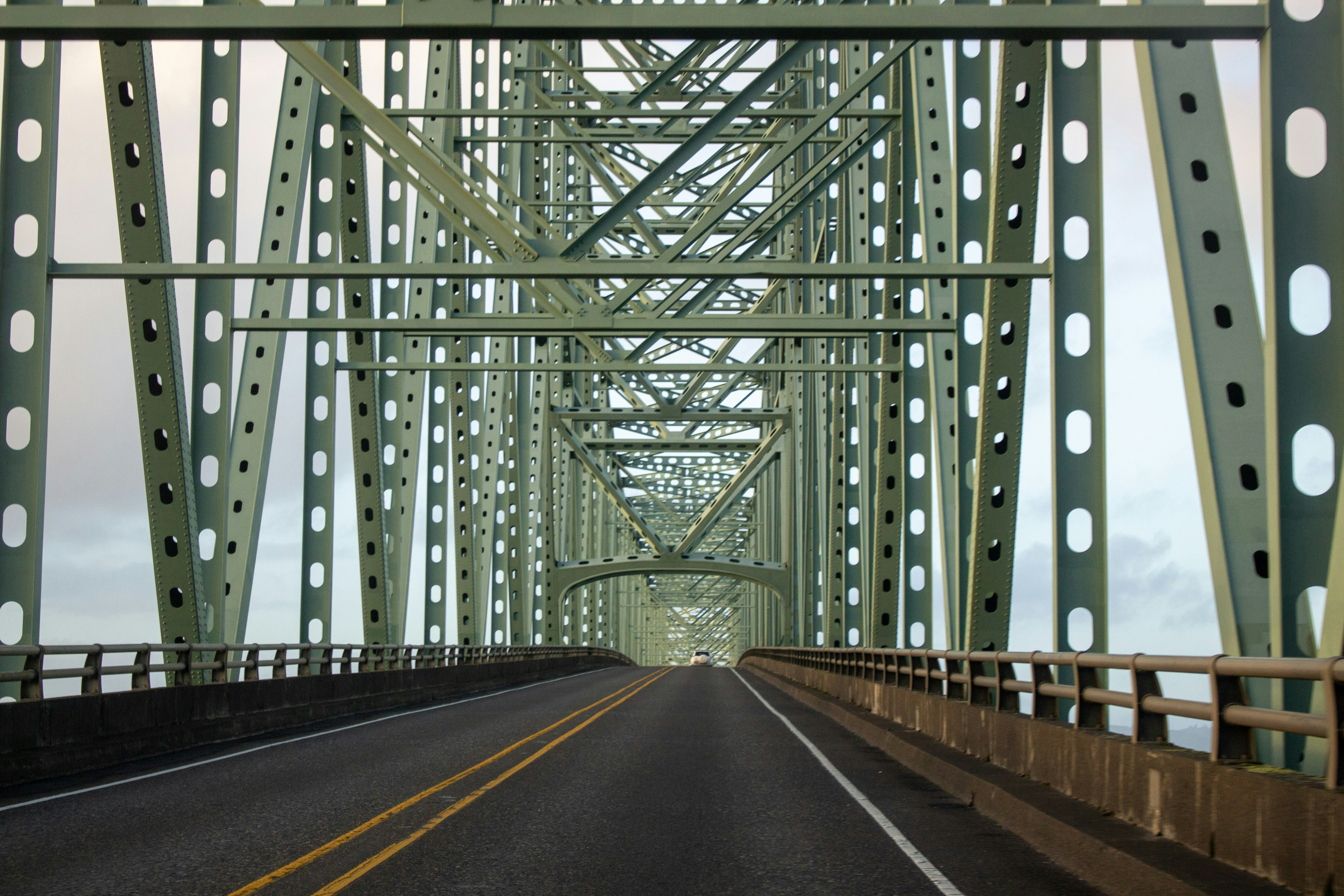 Perimeter of Steel: A Vanishing Perspective Through the Bridge Truss