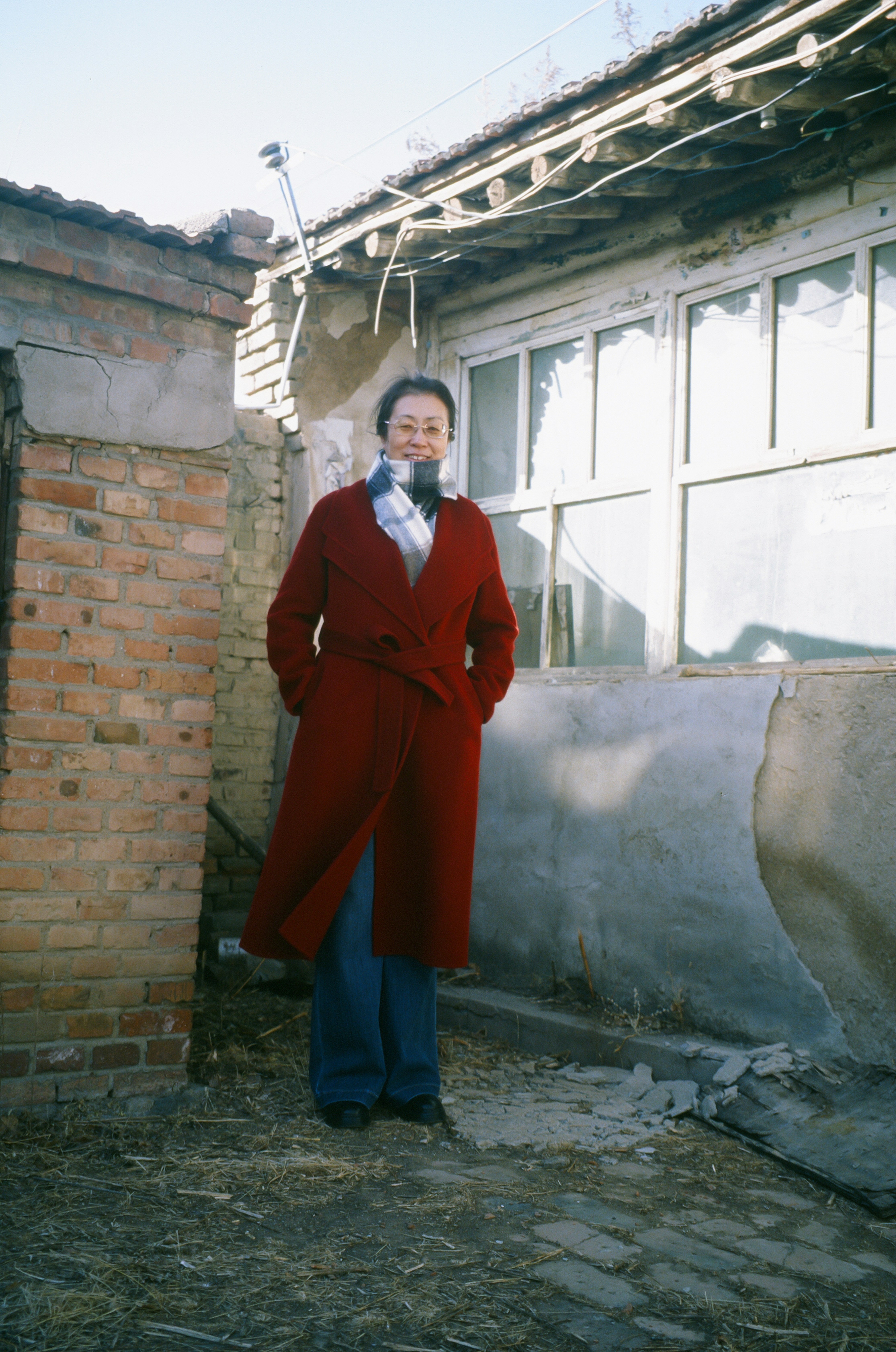 The old family house has been abandoned for a long time. Returning home for the New Year this time, I finally had the chance to go inside again. So I asked my mom to stand in the same spot as in the old photo, and I took this picture.