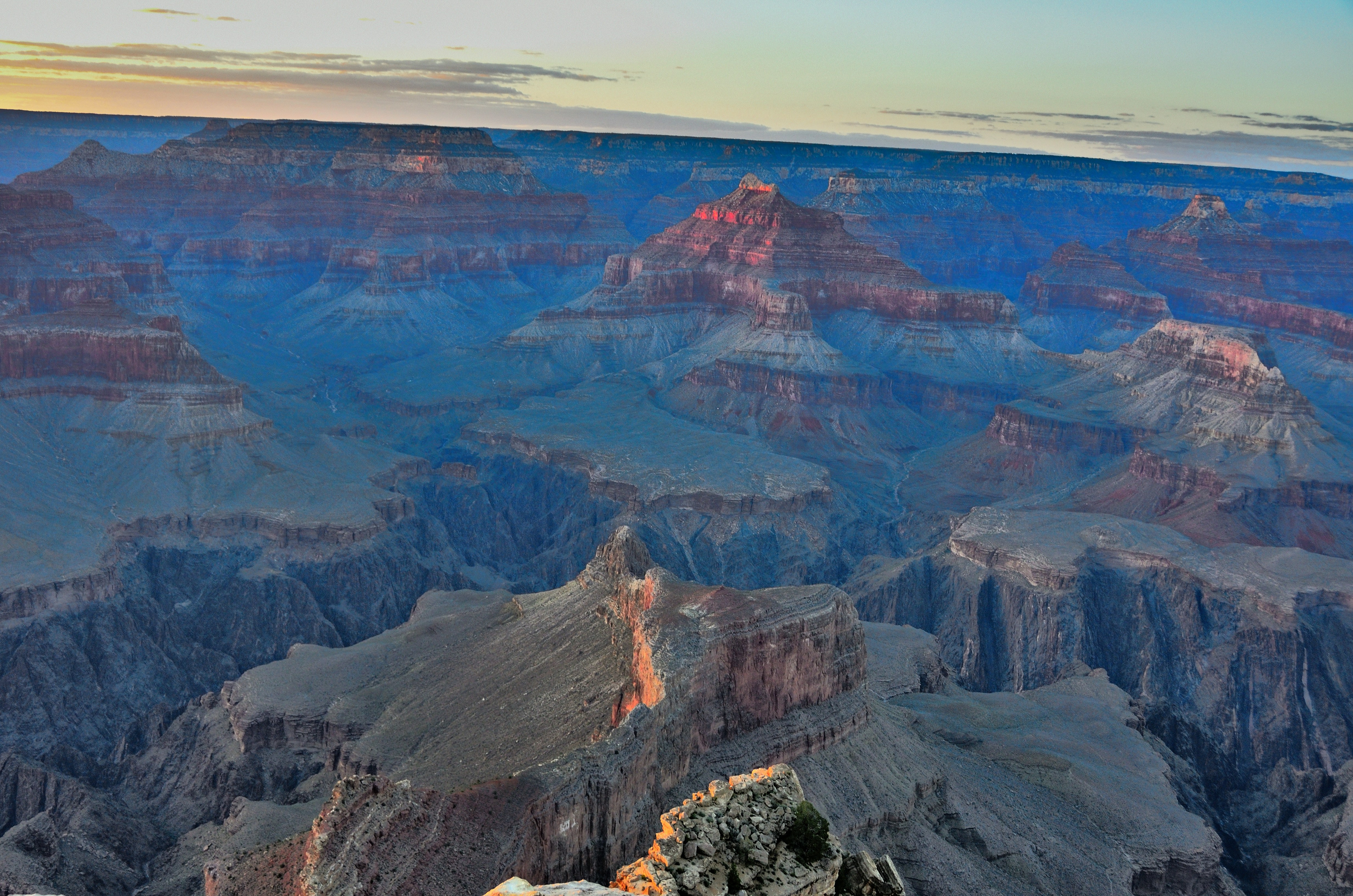 Sunlit Rim: A Quiet Vista Over the Grand Canyon's Layered Echoes