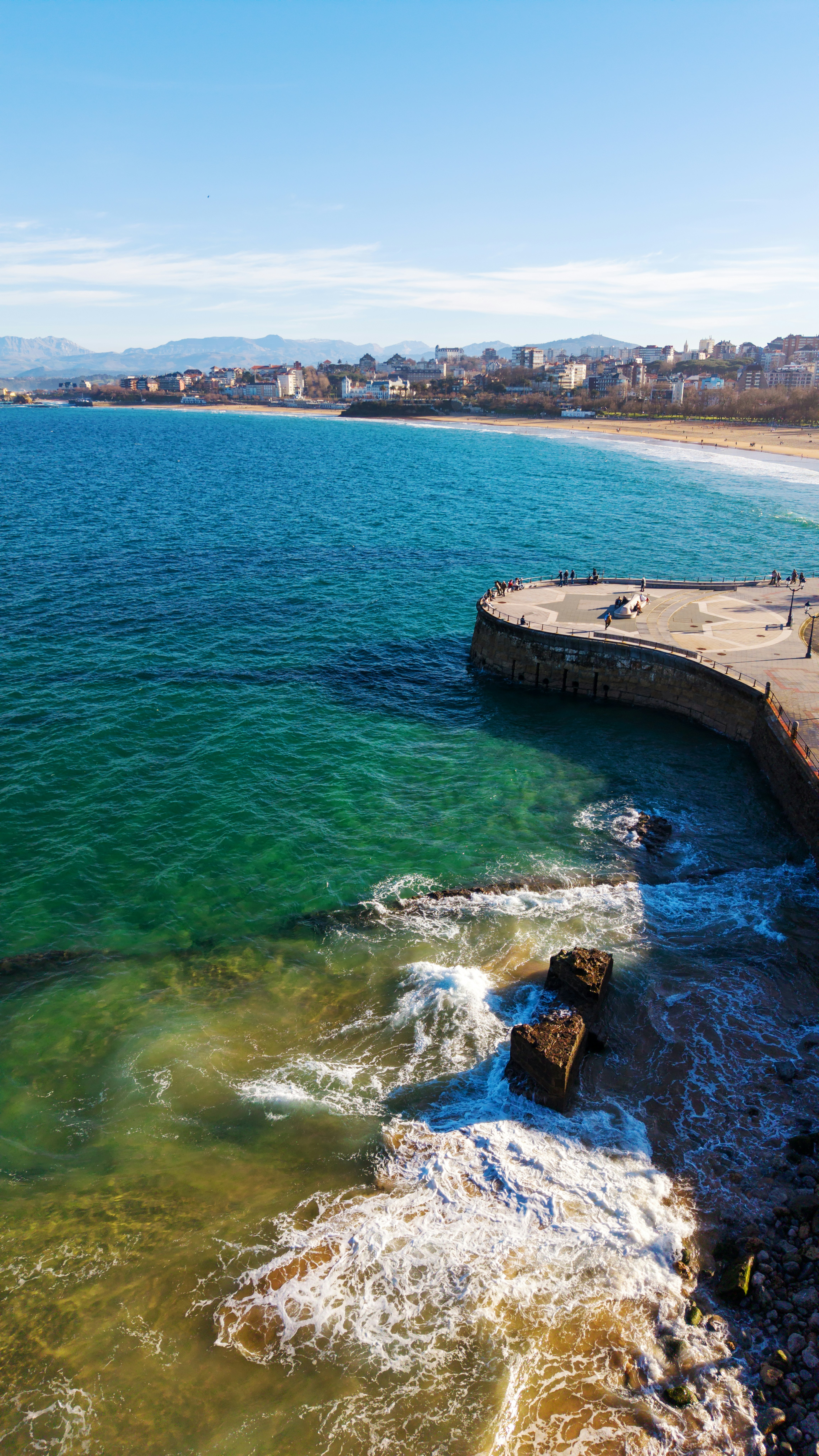 Harbor Curve: A Coastal Promenade Reaching toward the City