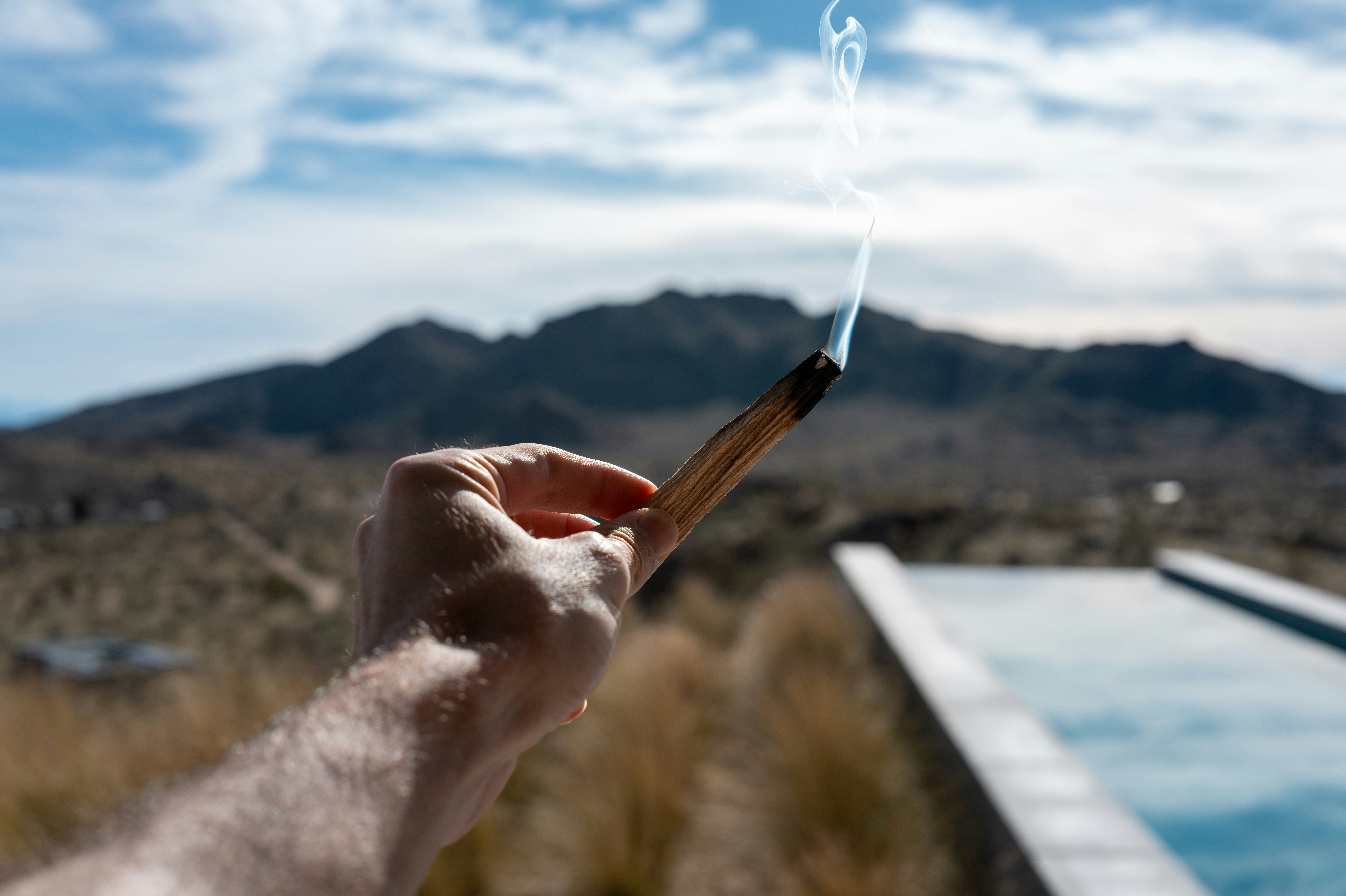 Flame in the Wind: Handheld Spark of Focus