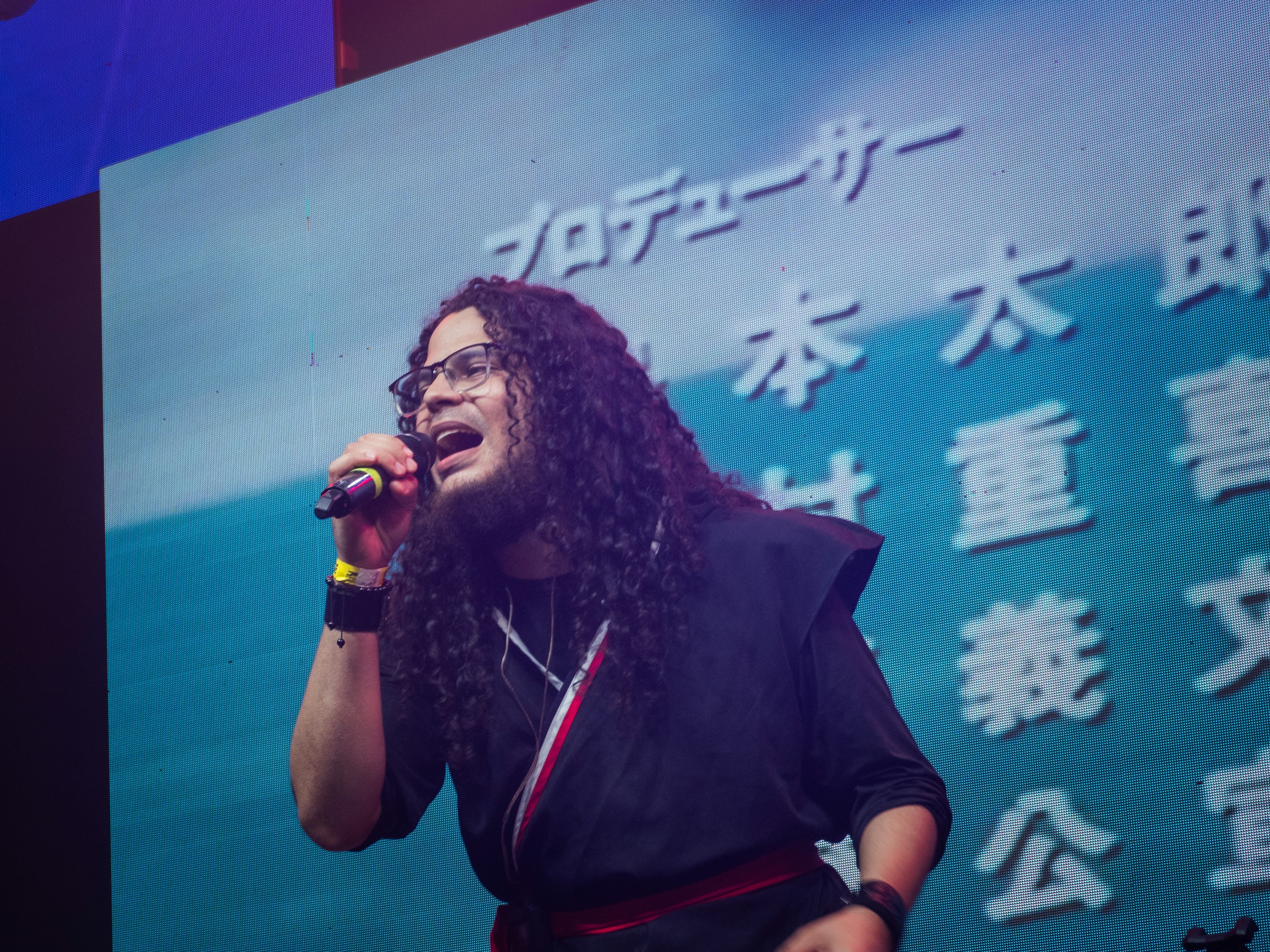Live Vocals Under Neon Skies: A Dynamic Stage Portrait