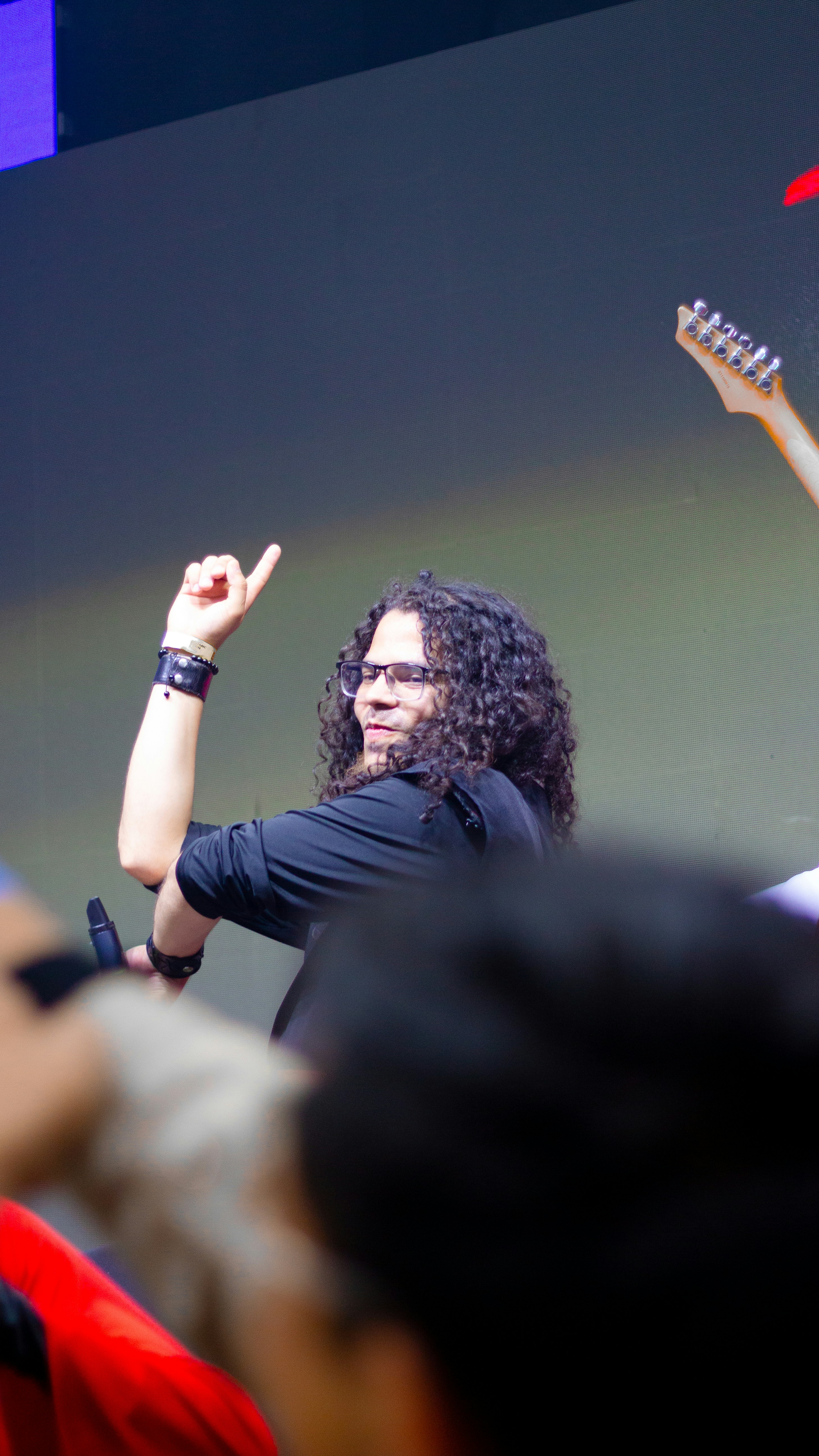 Guitarist Glance: Energy in the Mid-Riff Crowd