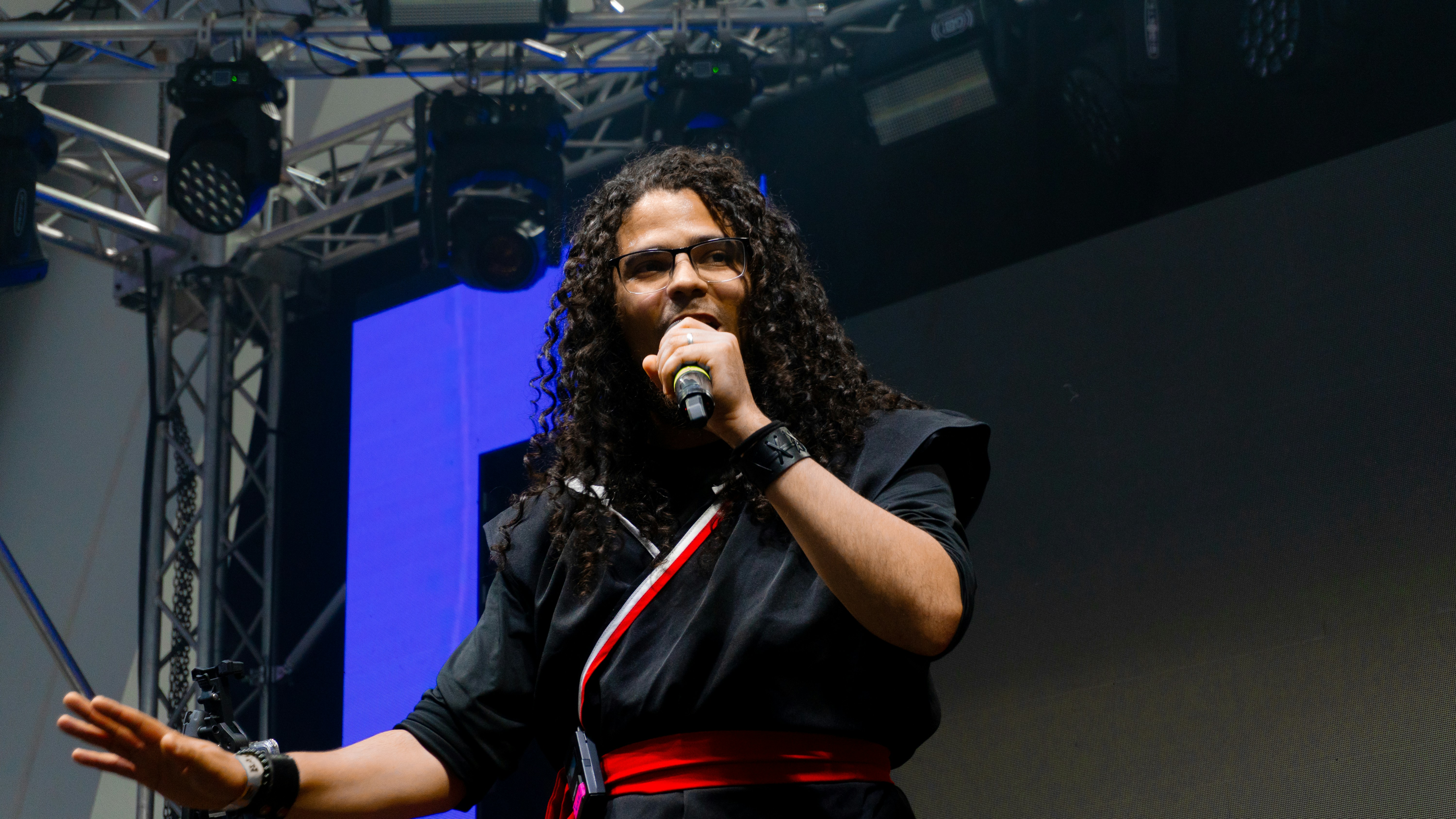 Mid-Rare Live Groove: A Vocalist Center Stage