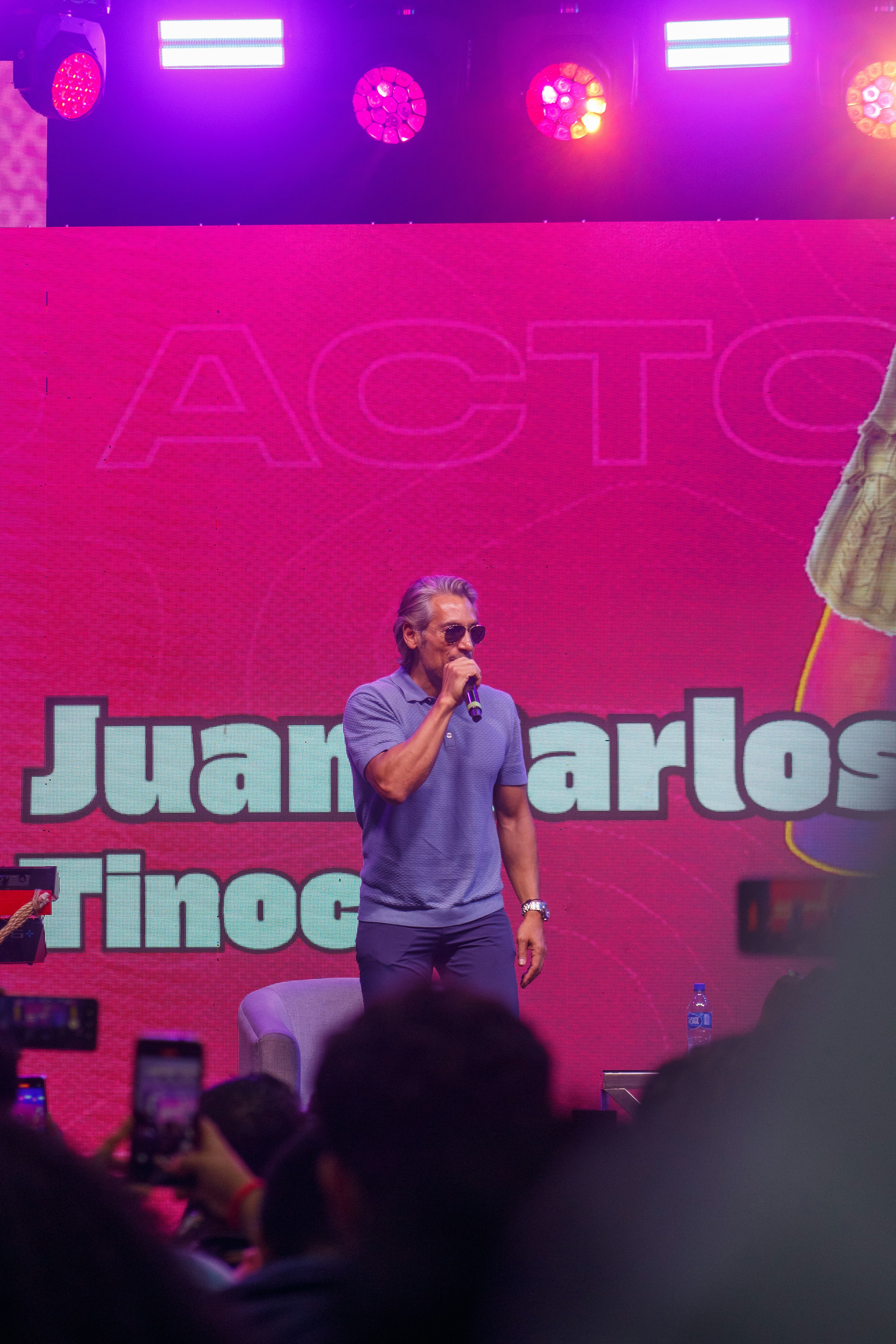 Midstage Spotlight: A Charismatic Host Anchored by a Blue Polo