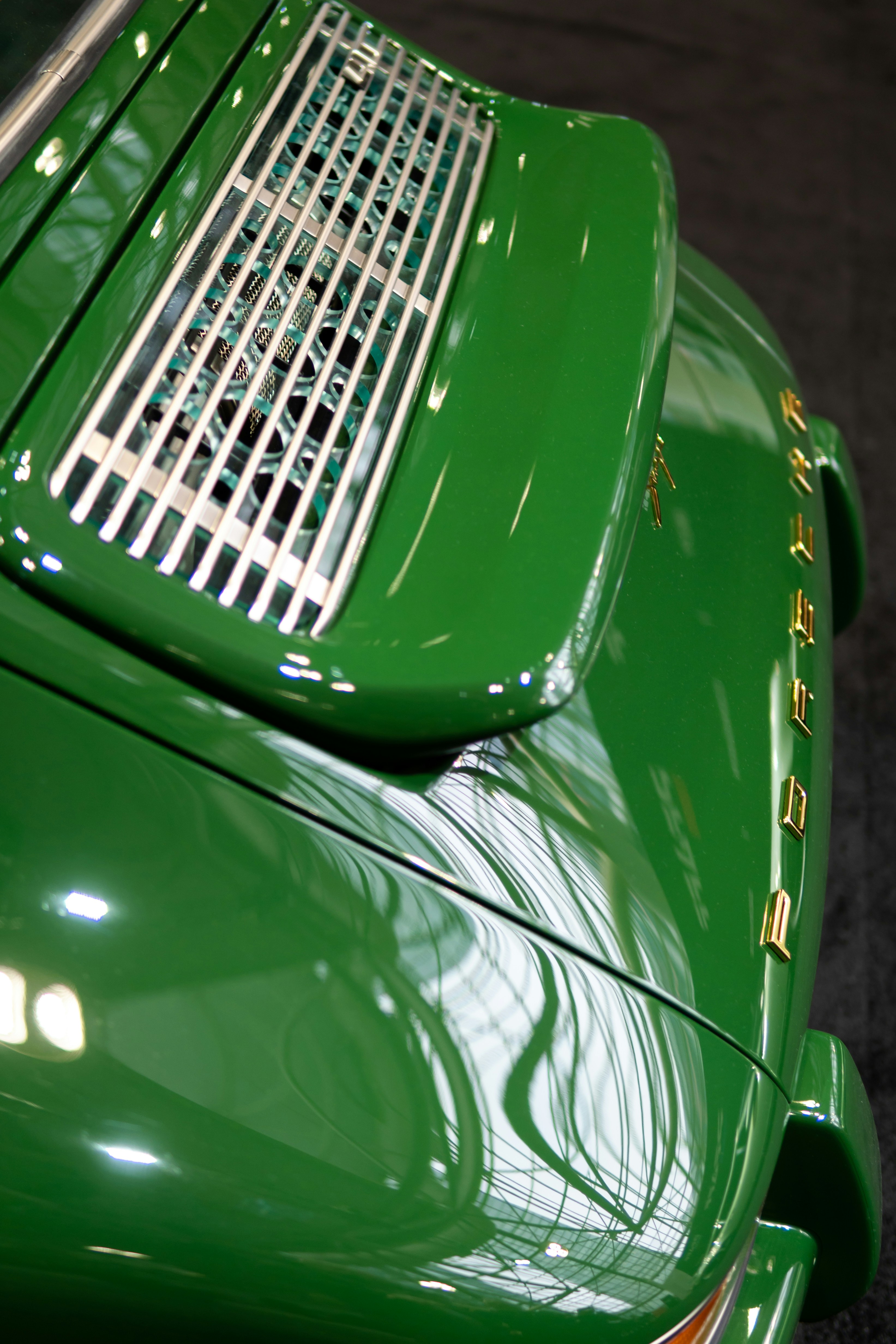 Emerald bonnet: glossy vintage curve and chrome grille
