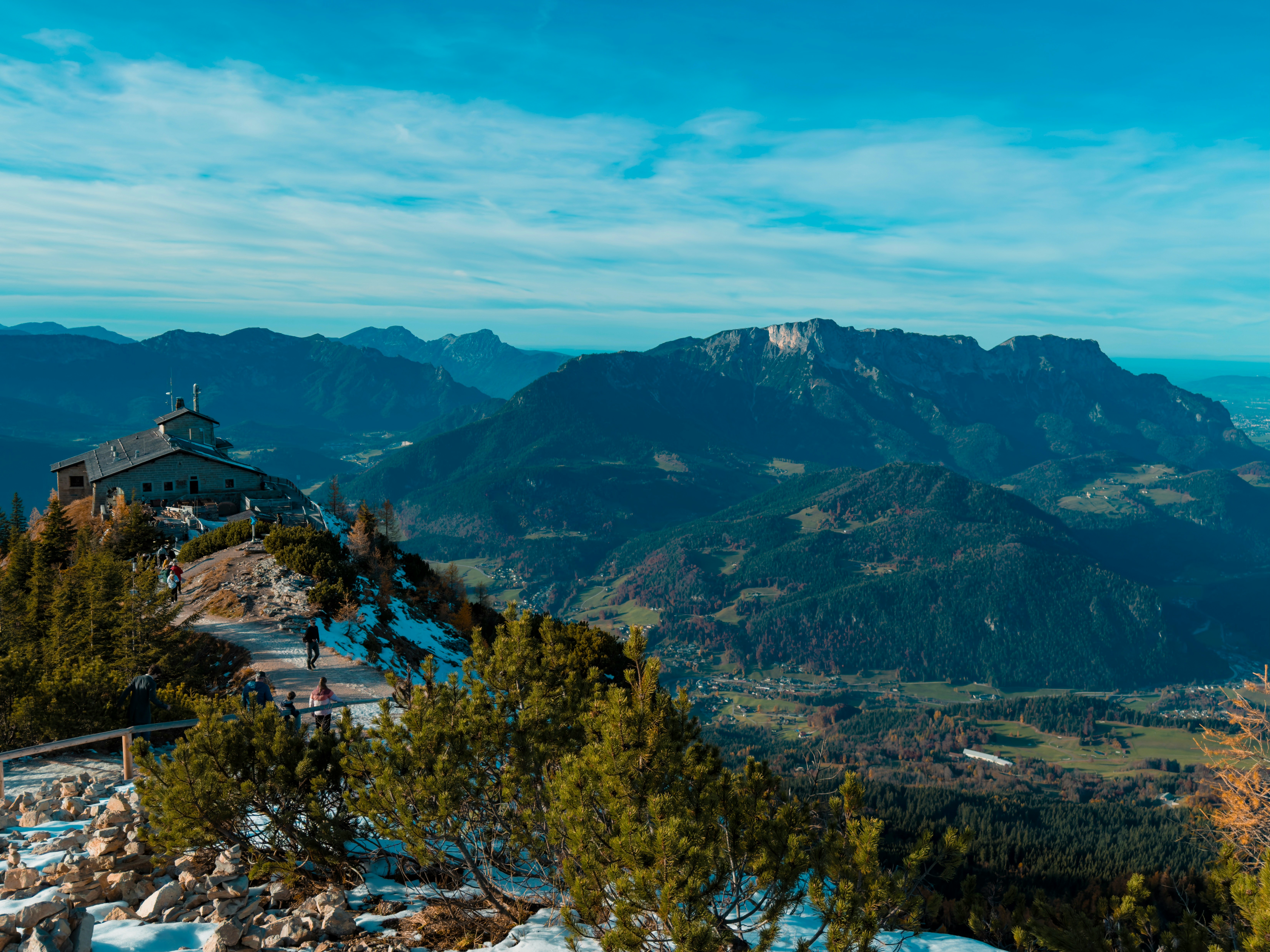 Lookout at the Crest: A Alpine Panorama from the Summit