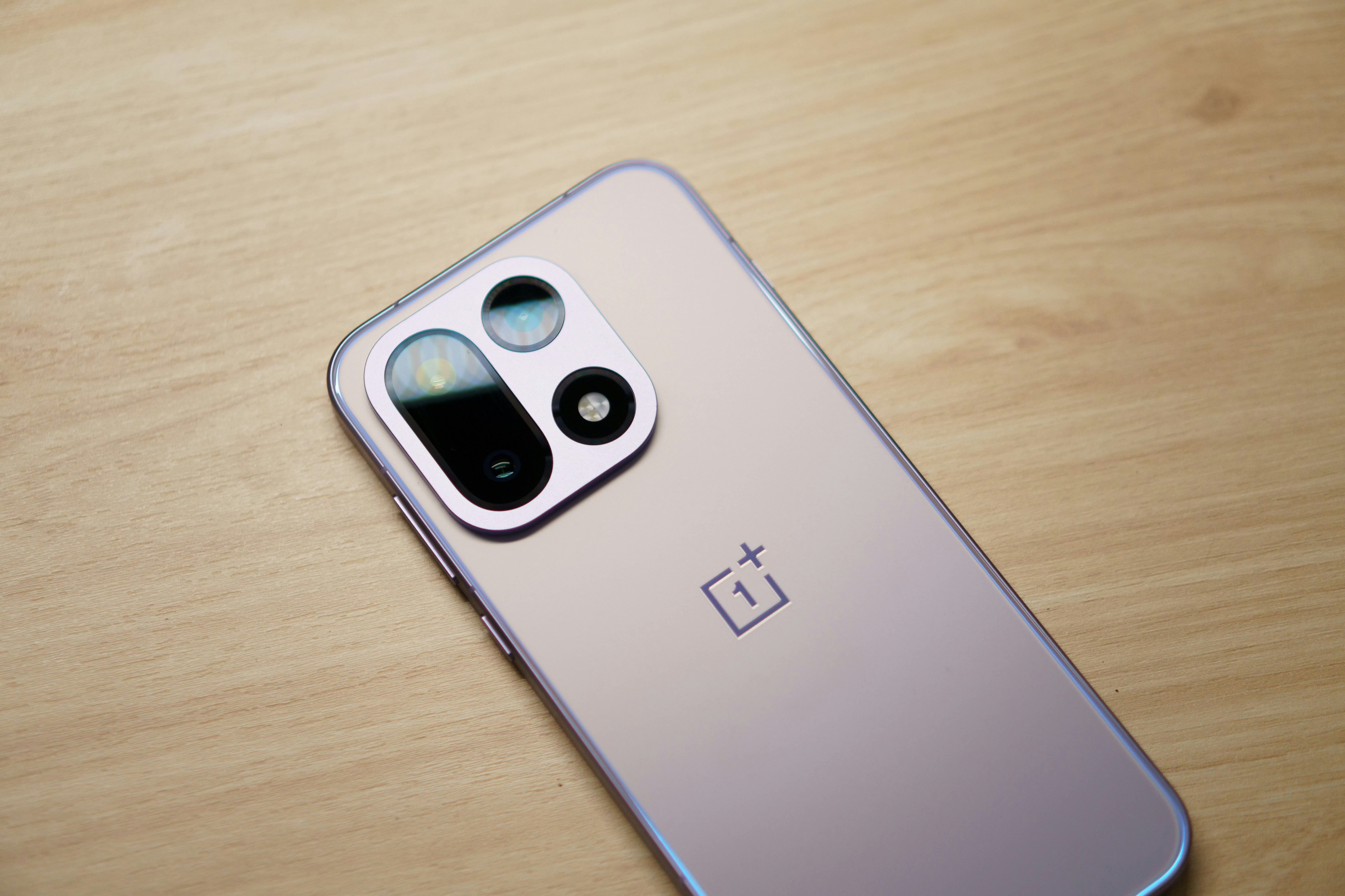 Minimalist Mint: A Lavender-Tinted OnePlus Phone Resting on Wood