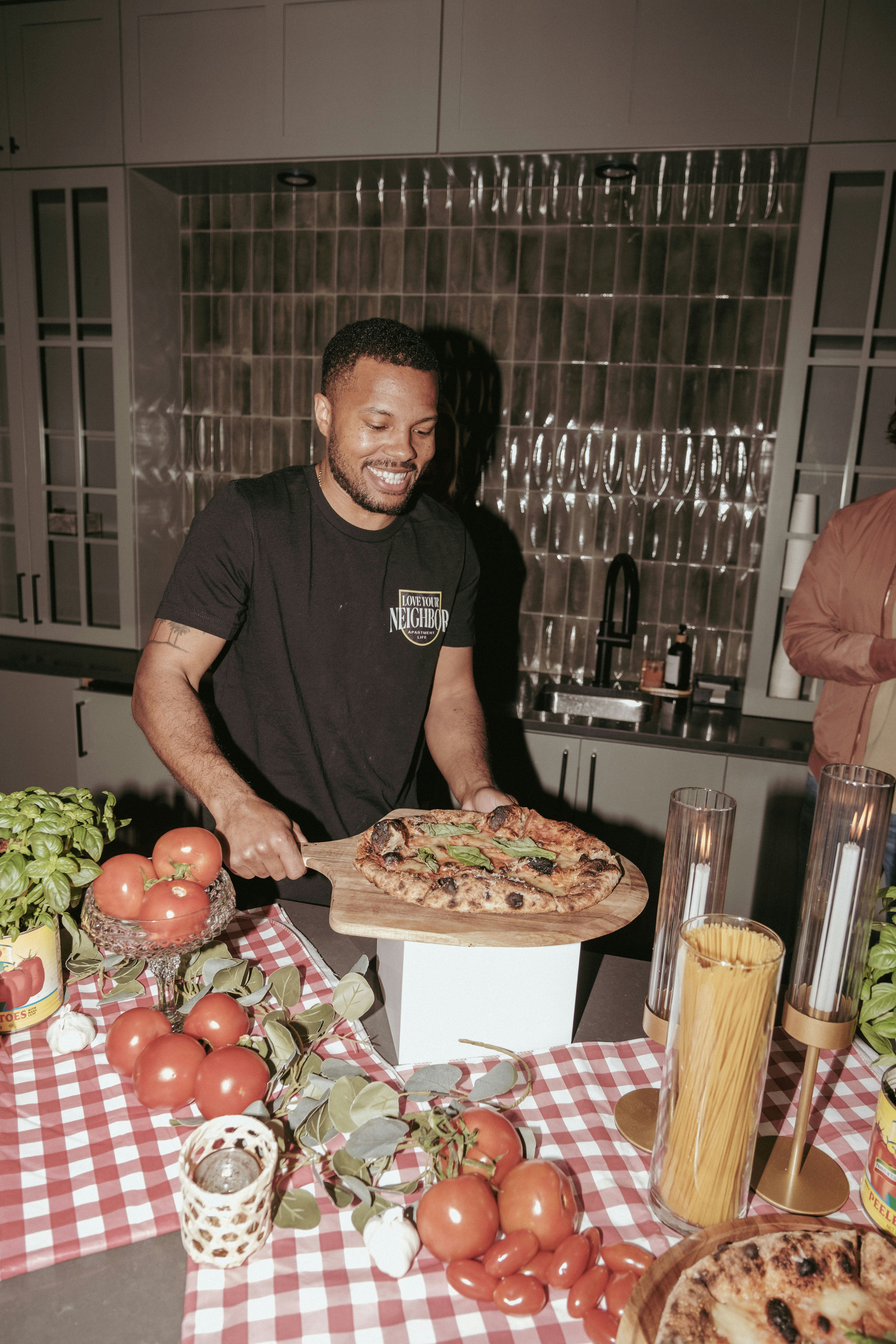 Smiles over slices: a chef's moment at the festive pizza table
