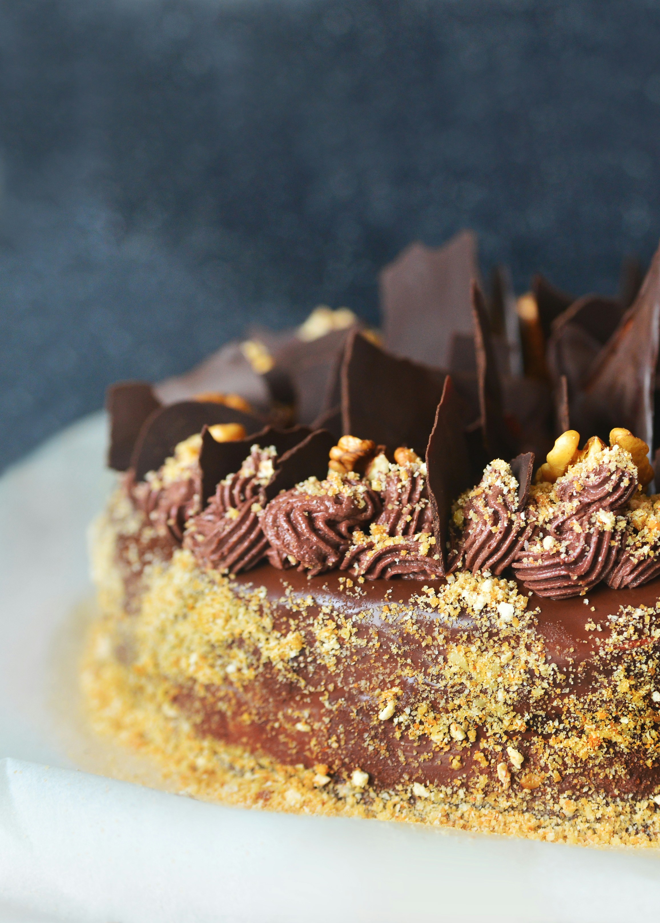 Layered Chocolate Dream: Crunchy Caramel Crumble and Cocoa Swirls