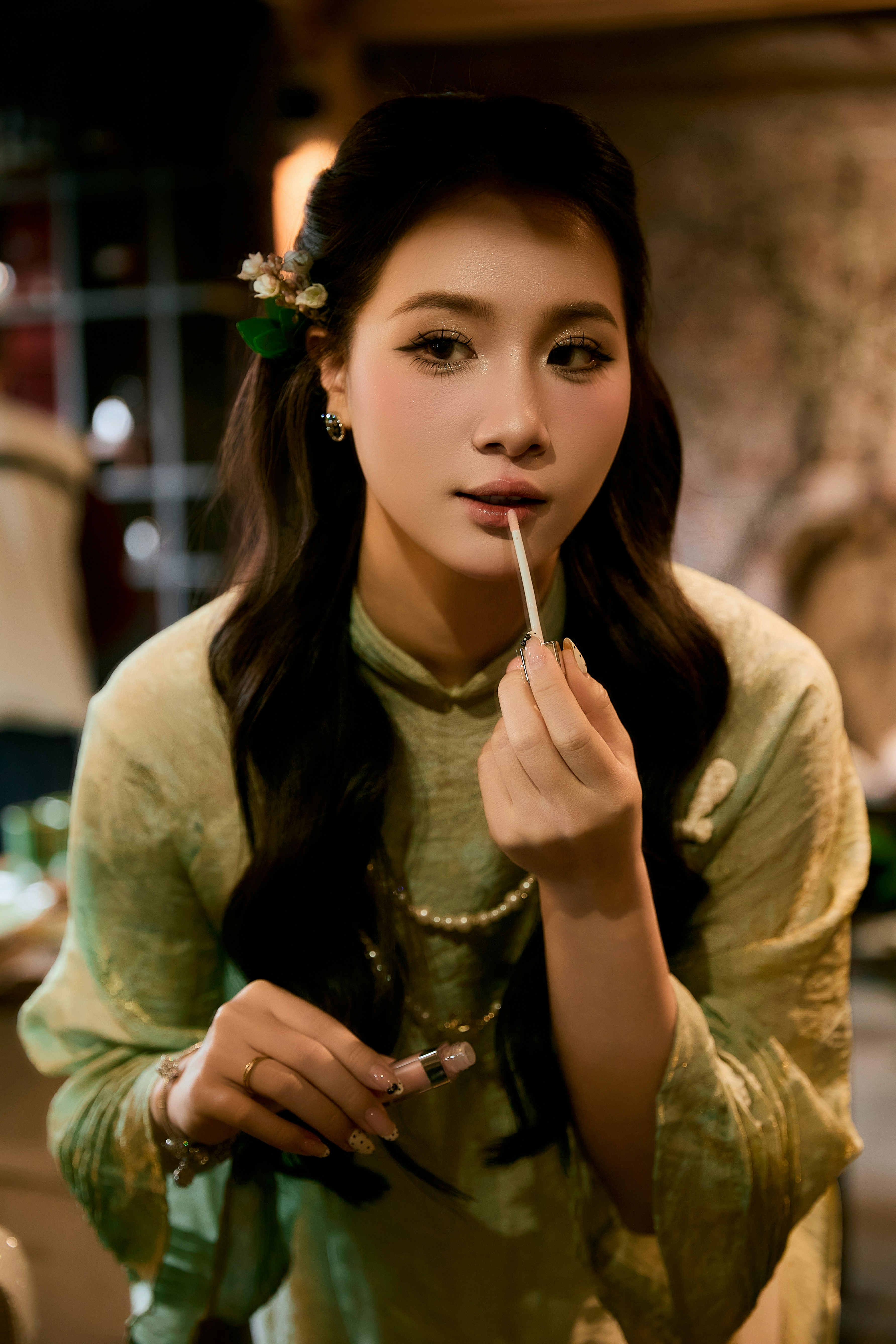 Soft Glow: Lip Lacquer in a Quiet Moment